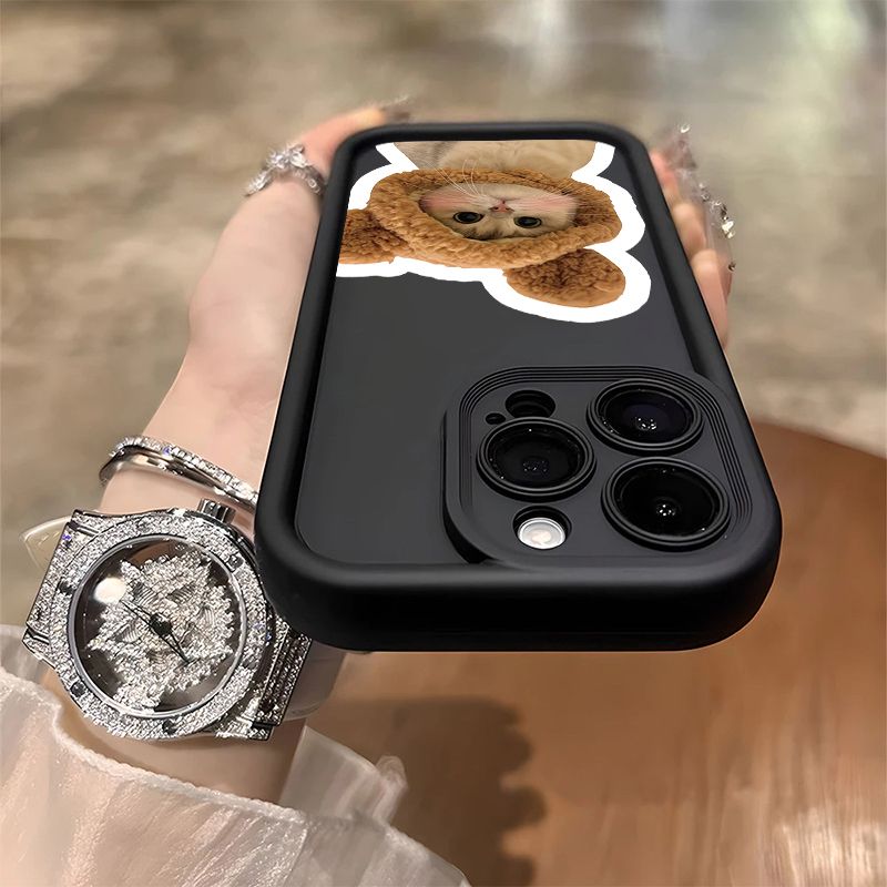 Чехол на Айфон 12 Про Макс / iPhone 12 Pro Max чёрный с котом в меховом капюшоне, премиальный ударопрочный чехол антискользкий с котиком в тёплом капюшоне