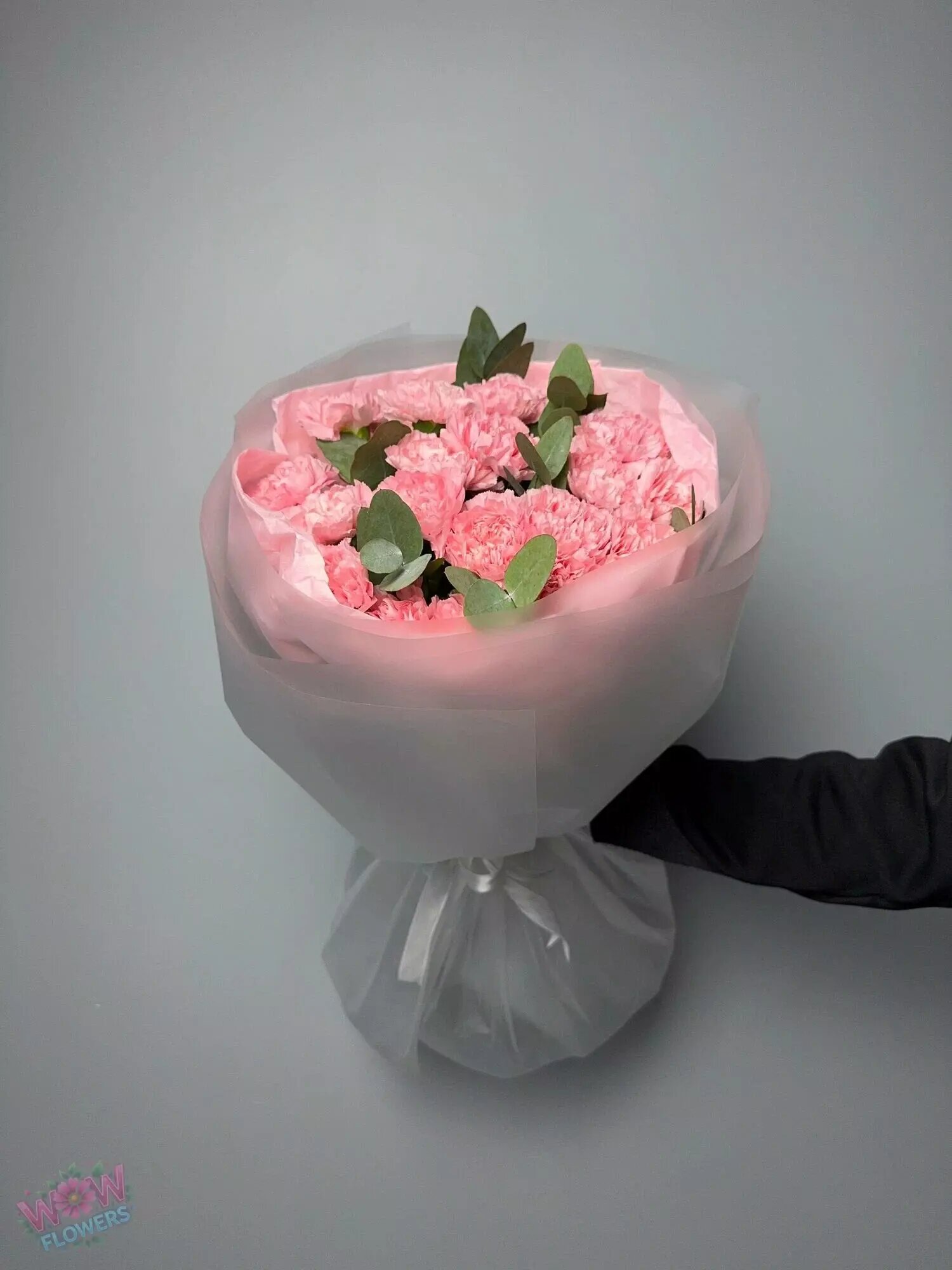 Розовый Бархат – букет гвоздик и эвкалипта в оформлении с доставкой