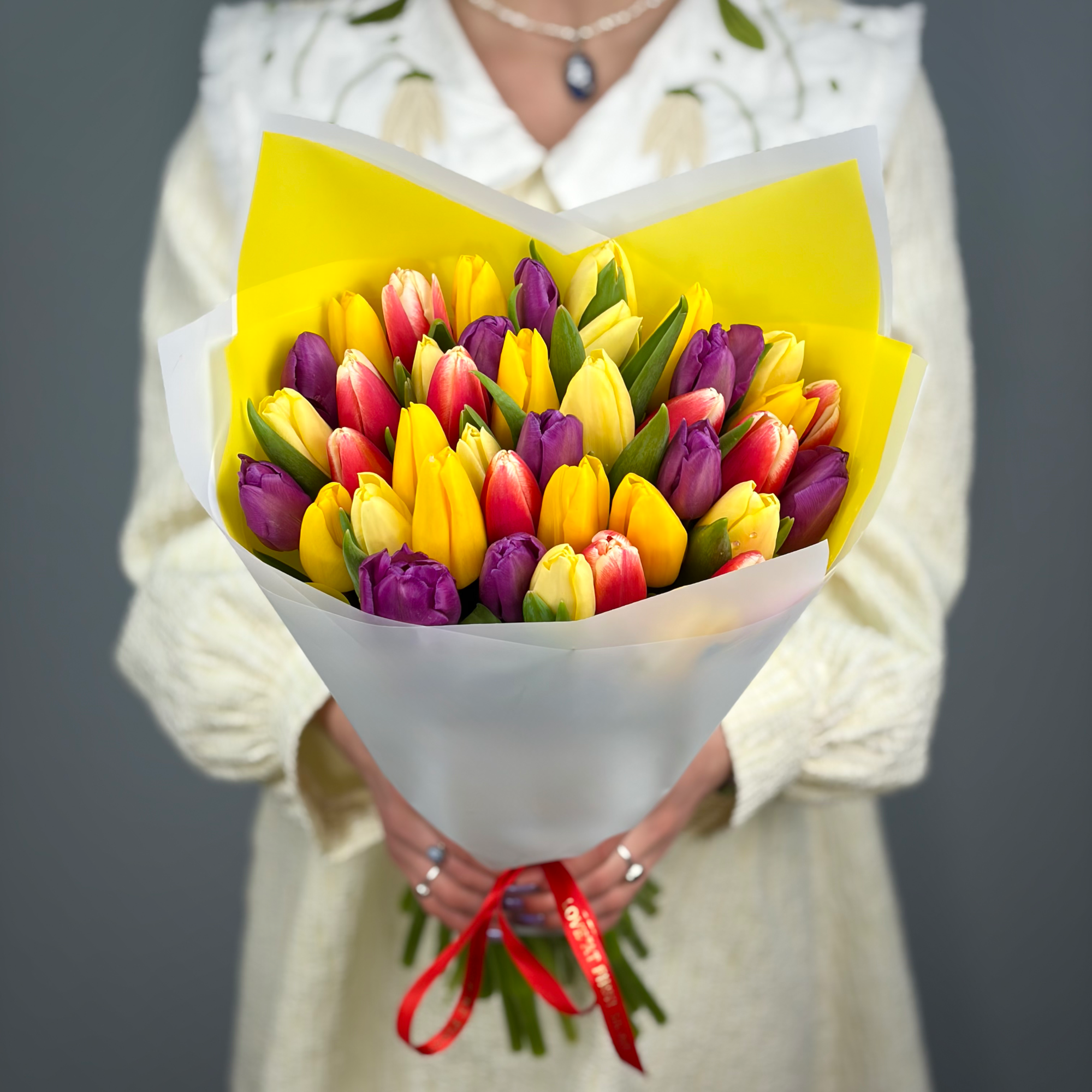 Букет из 41 тюльпанов яркий микс в стильной упаковке. «365 Поводов» - живые цветы с доставкой