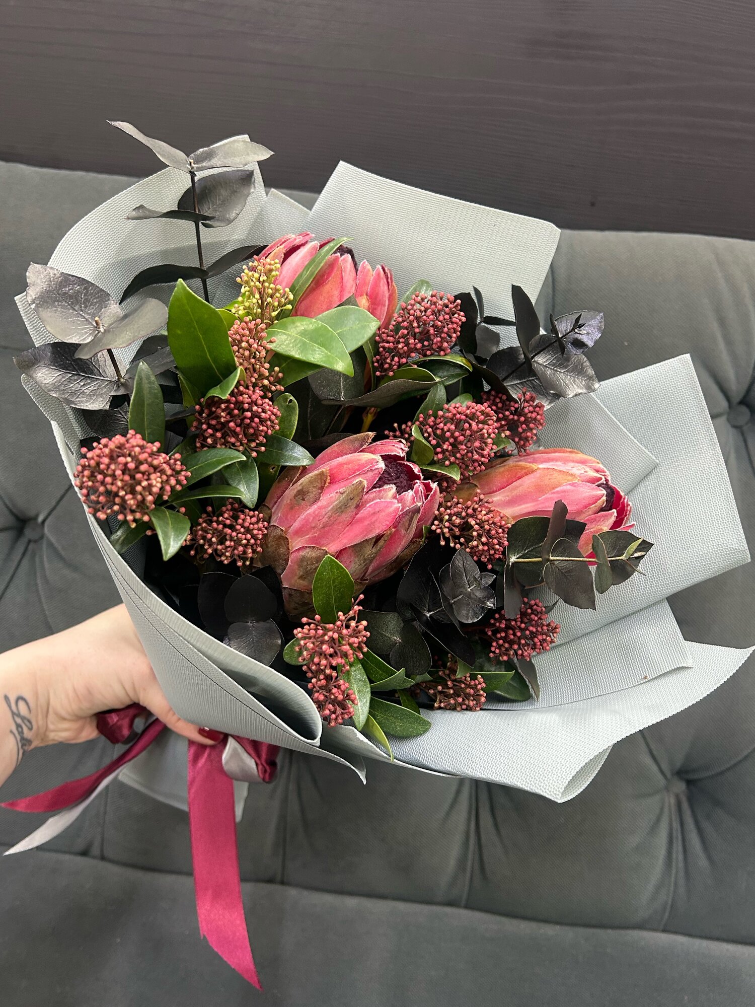 Интерьерный стойкий букет из 3 протей, скиммии и черного эвкалипта