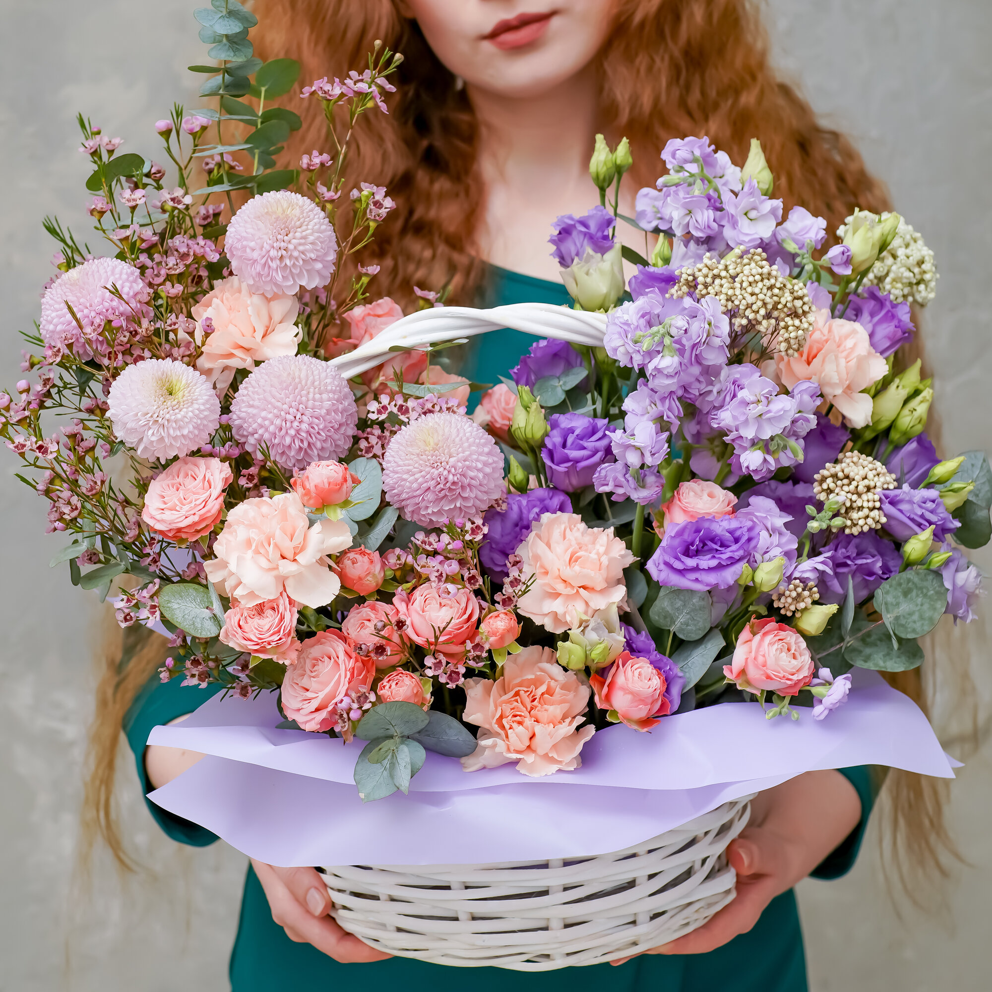 Букет живых цветов Flor-Pro Flowers из кустовых роз, гвоздик, эустом и хризантем в корзине "Лавандовый раф"