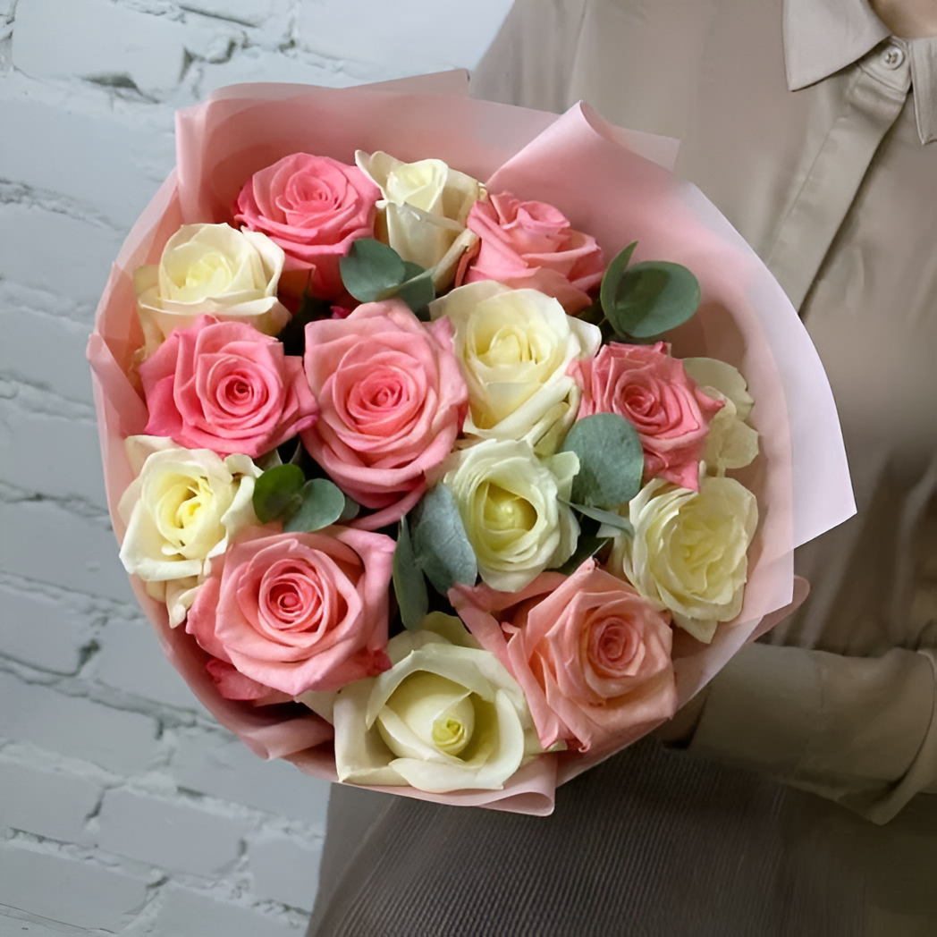 Букет живых цветов из 15 одноголовых роз с ароматным эвкалиптом