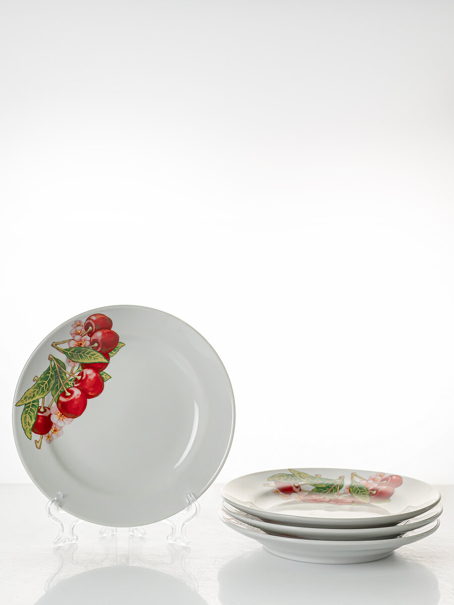 Набор фарфоровых тарелок мелких, 175мм. "Вишня" гладкий край, Дулево 4 шт.