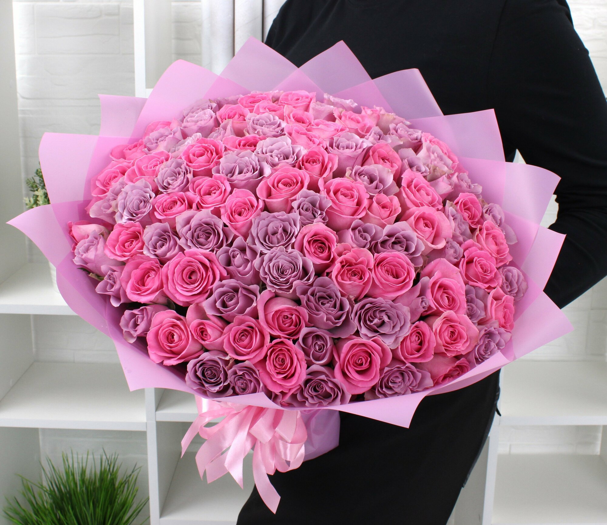 Монобукет THE FLOREAL сиреневая и розовая роза 101 штука, высота 40 см, с бантом