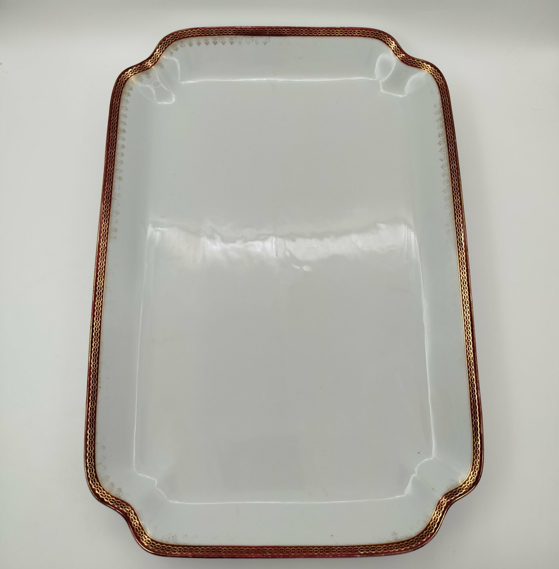 Поднос прямоугольной формы с красно-золотой орнаментальной каймой, фабрика "Zeh