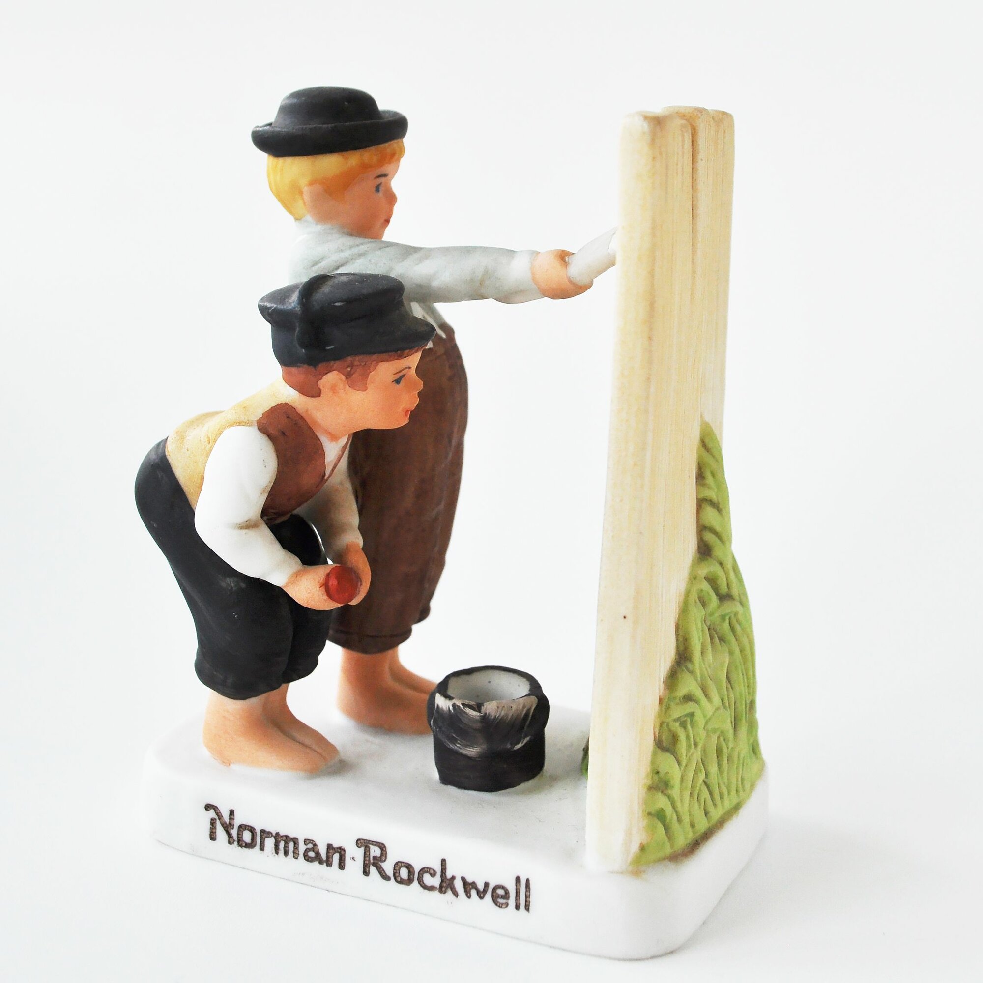 Миниатюрная коллекционная статуэтка "Малярные работы. Приключения Тома Сойера". Бисквитный фарфор, ручная роспись. Норман Роквелл, Dave Grossman Desing, США-Япония, 1983 год.
