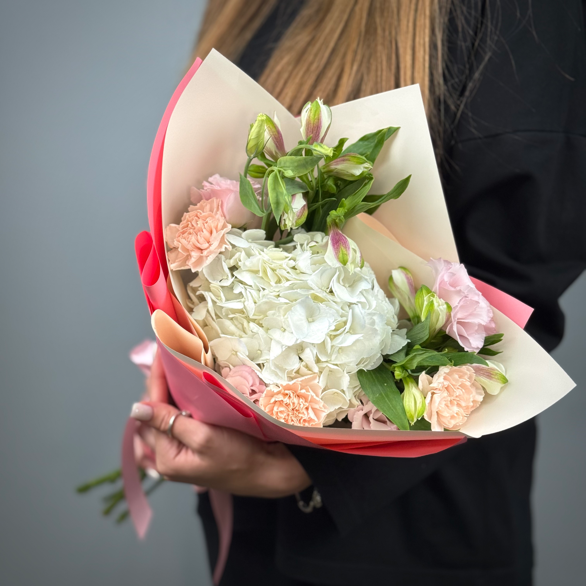 Букет Первый комплимент в стильной упаковке. «365 Поводов» - живые цветы с доставкой