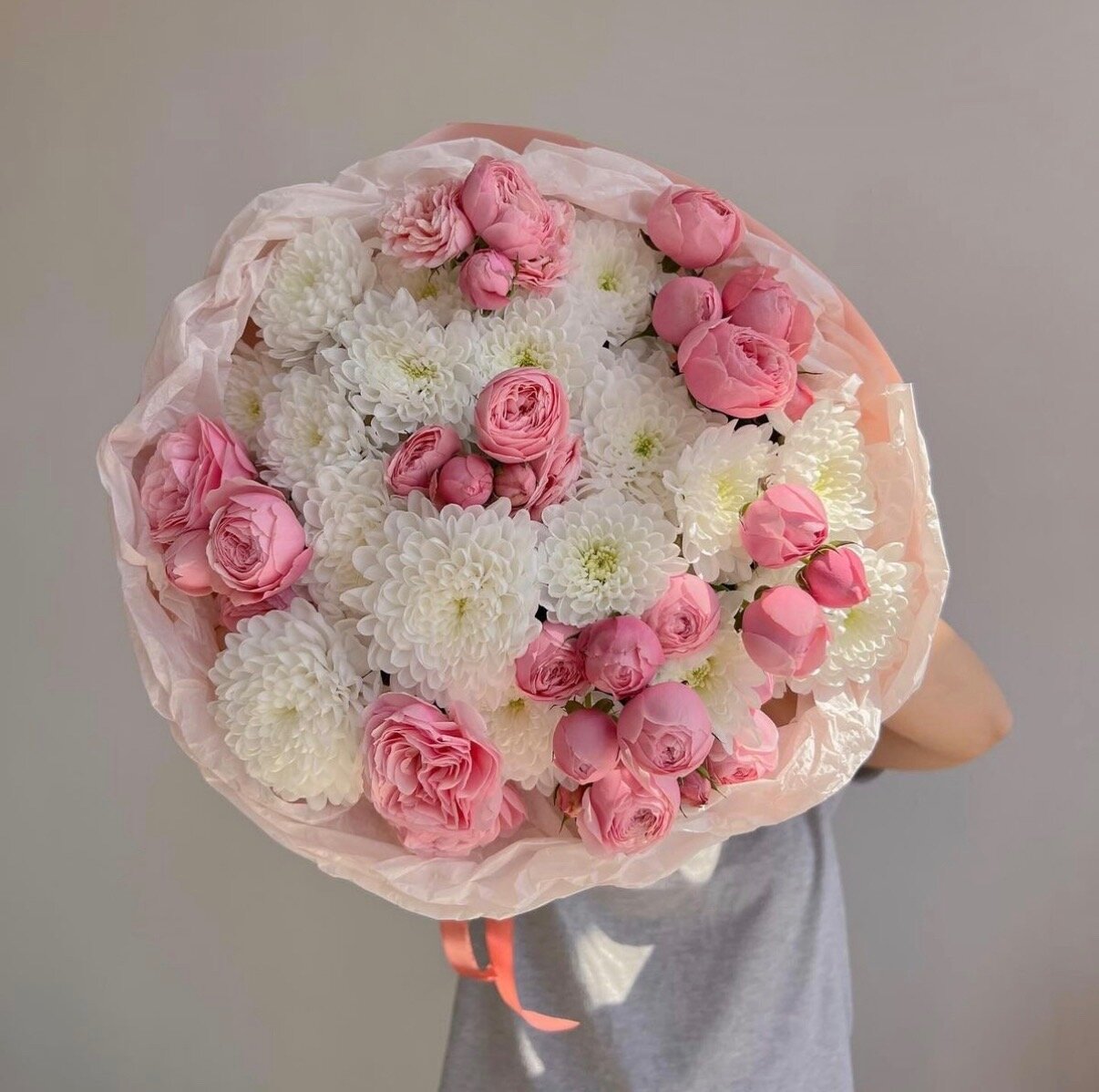 Элегантный букет, гармония кустовых пионовидных роз и кустовых хризантем