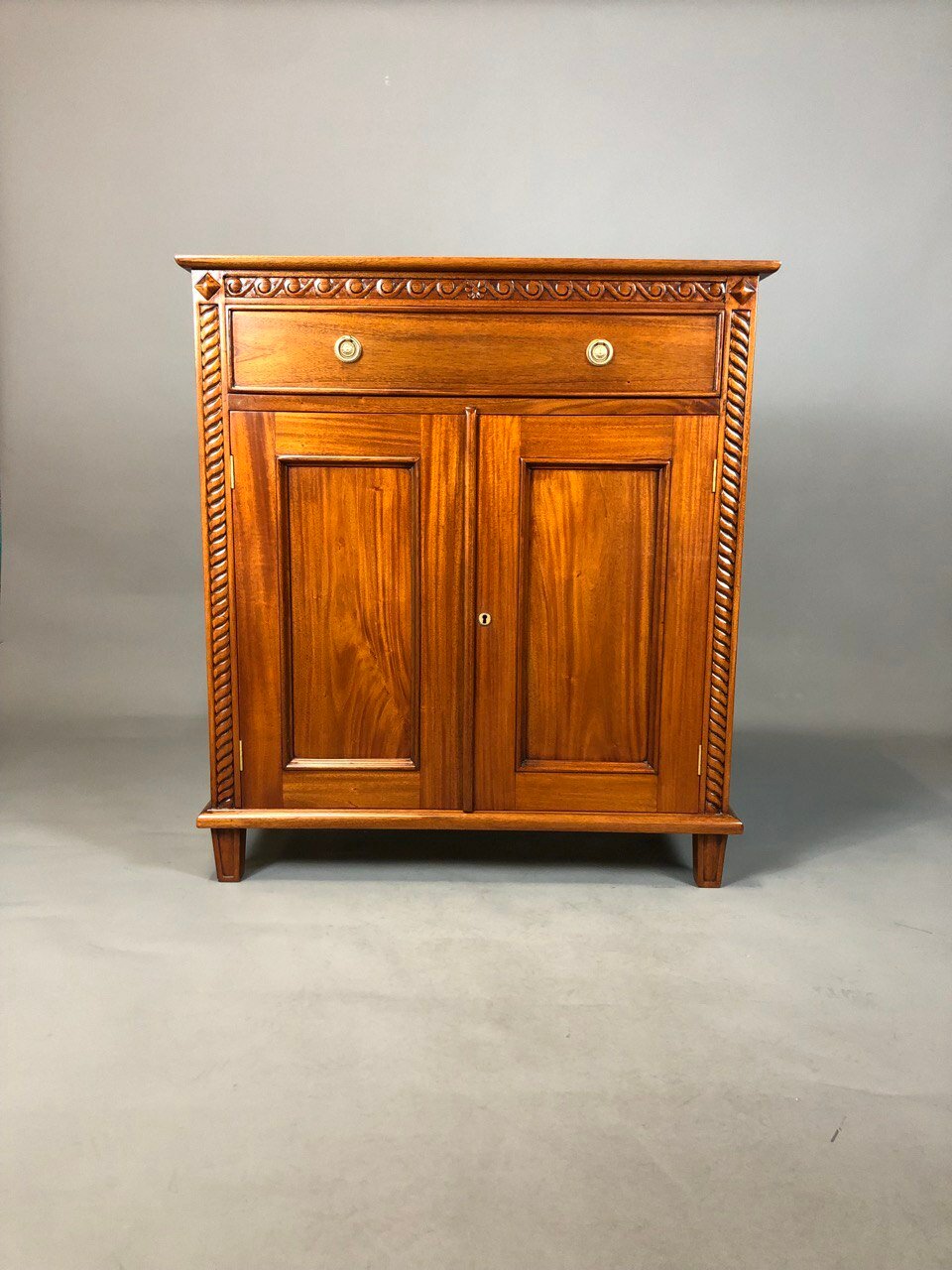 Буфет из красного дерева (mahogany wood)
