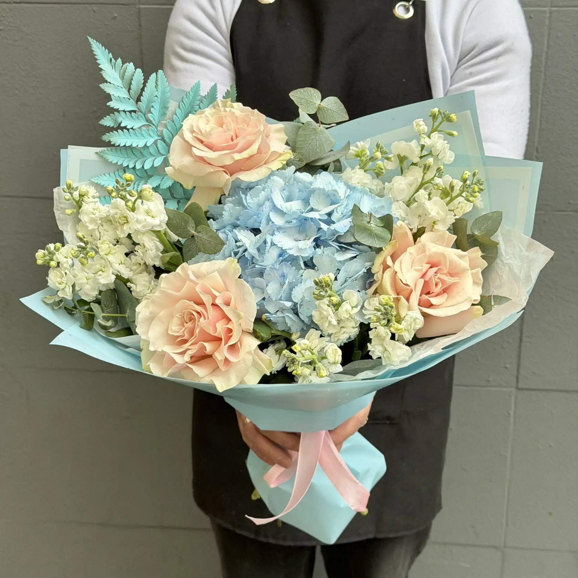 Букет Rybe-Flowers, из французских роз и гортензий, высота 50 см