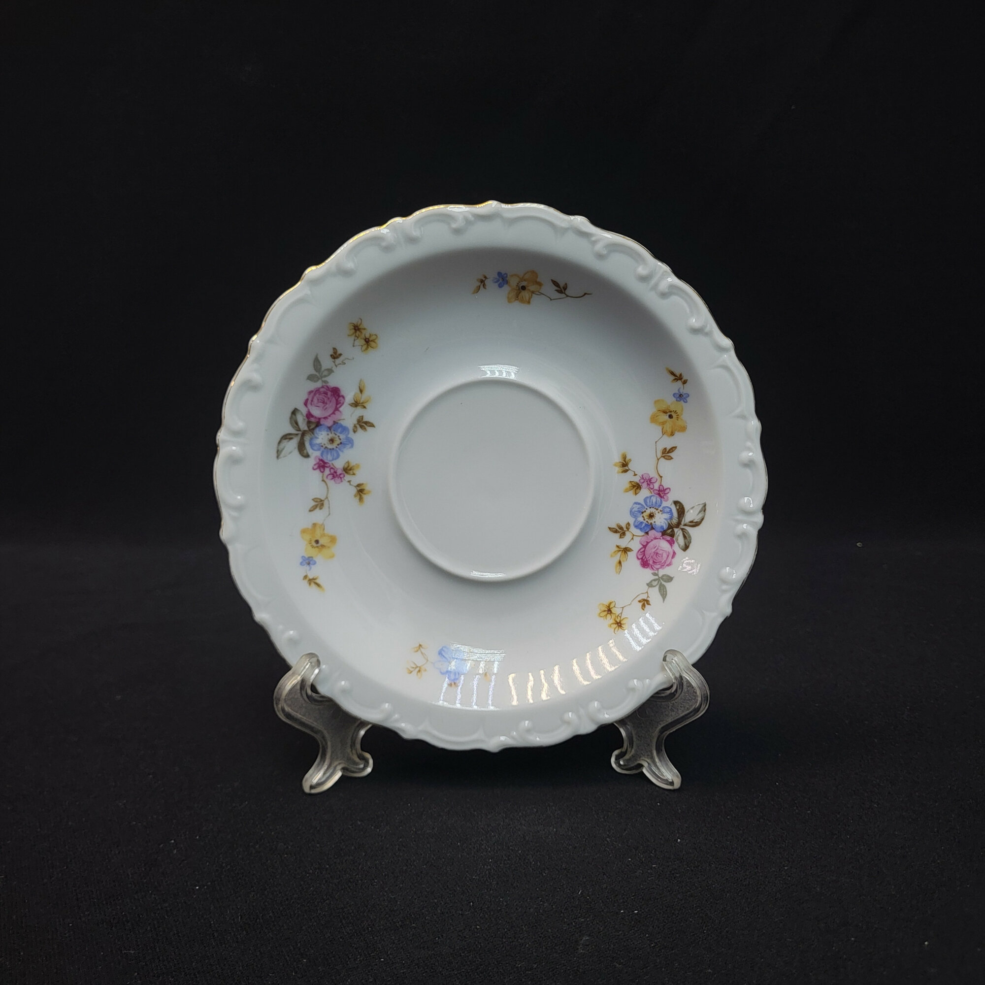 Блюдце винтажное, СССР. Фарфор Kahla, цветочный декор, рельефный край