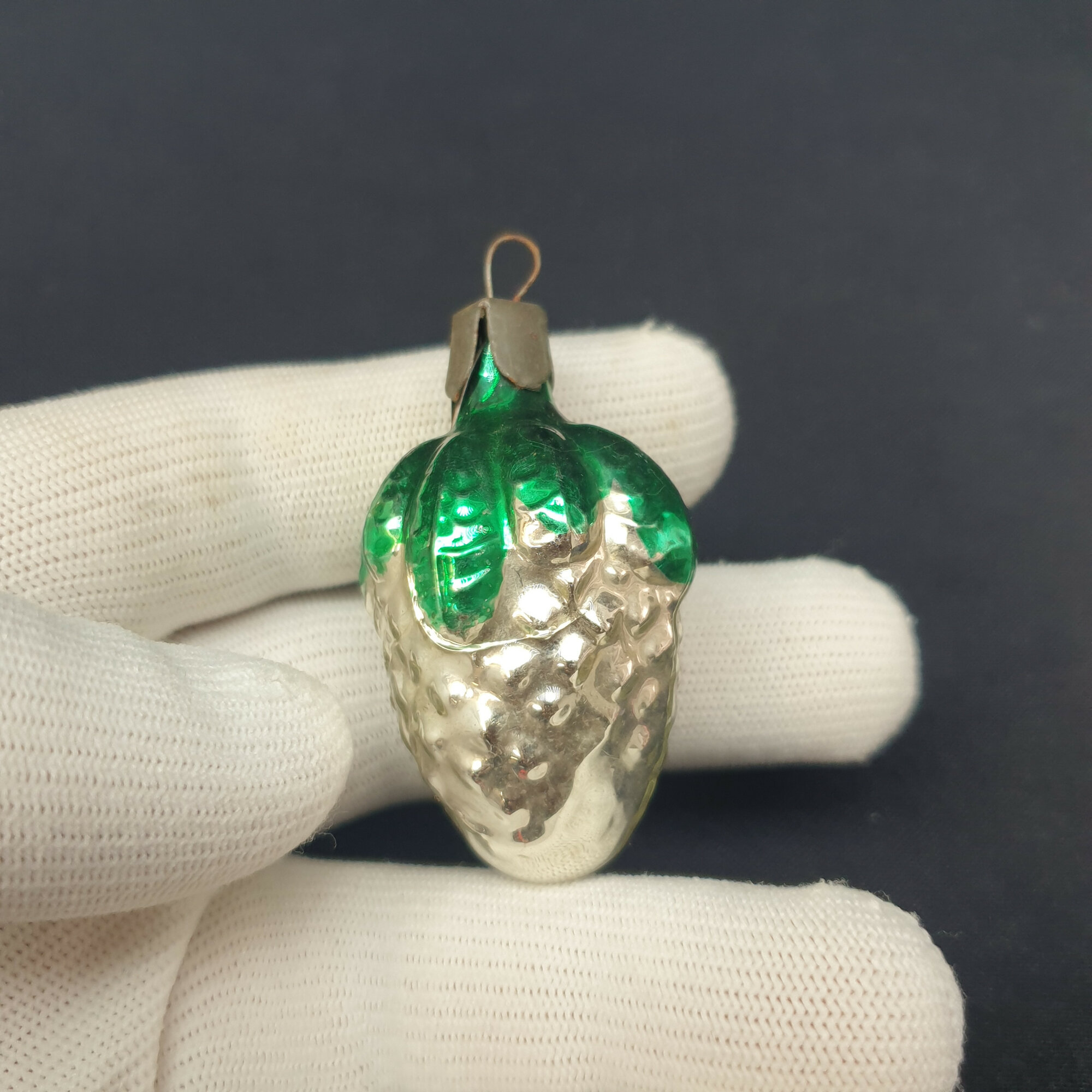Елочная игрушка винтажная, СССР. Стекло, фигурка клубники с зеленым верхом
