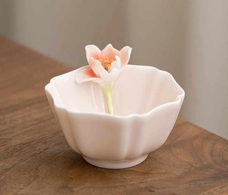 Чайная чашка керамическая Pink lotus flowers