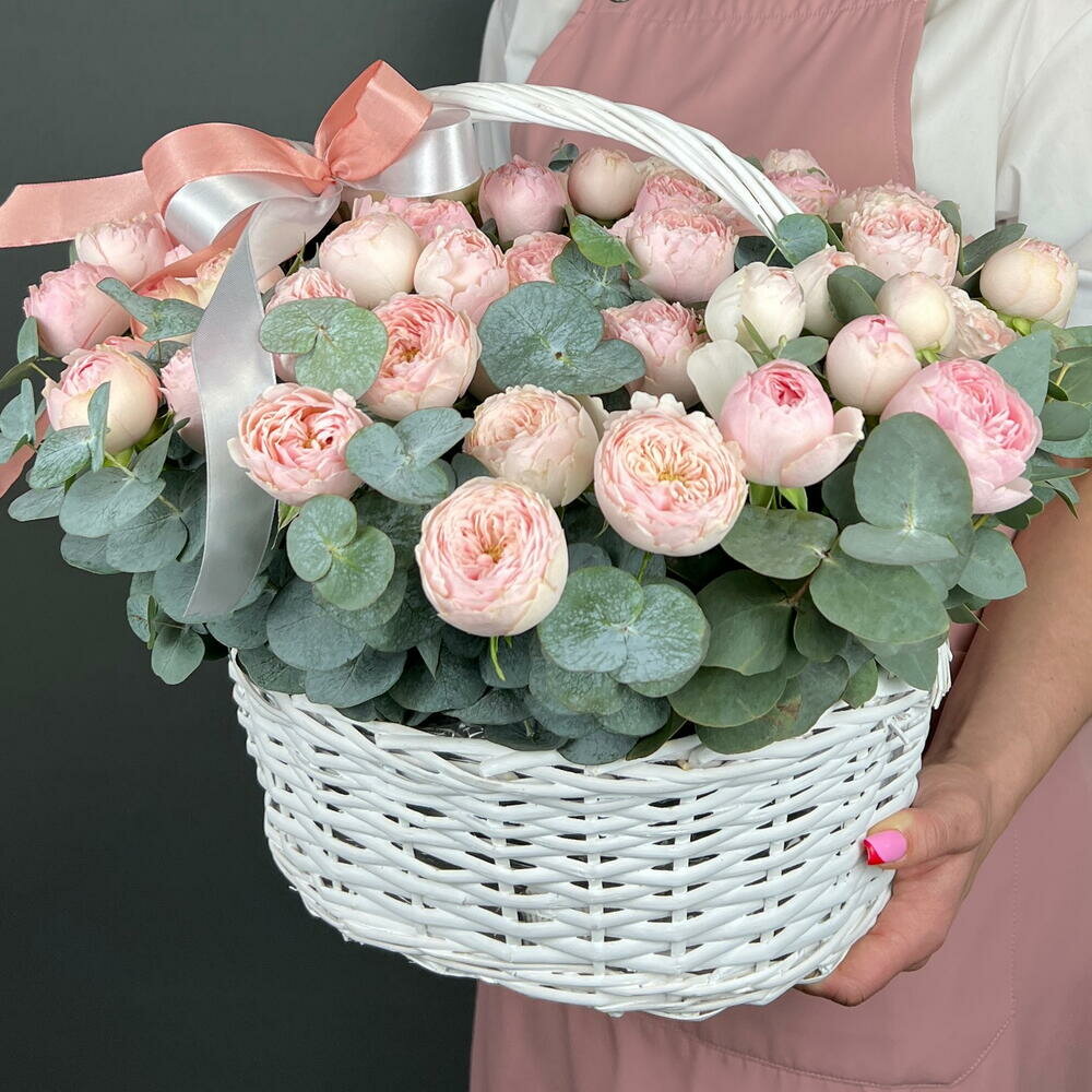 Цветы в корзине. Кустовые пионовидные розы Мэнсфилд парк и ветки Эвкалипта (L)