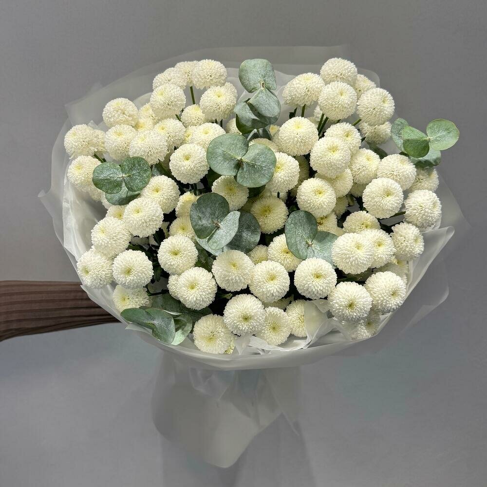 Букет из кустовой хризантемы сорта Ньютон с эвкалиптом в упаковке от “FlowerLand”