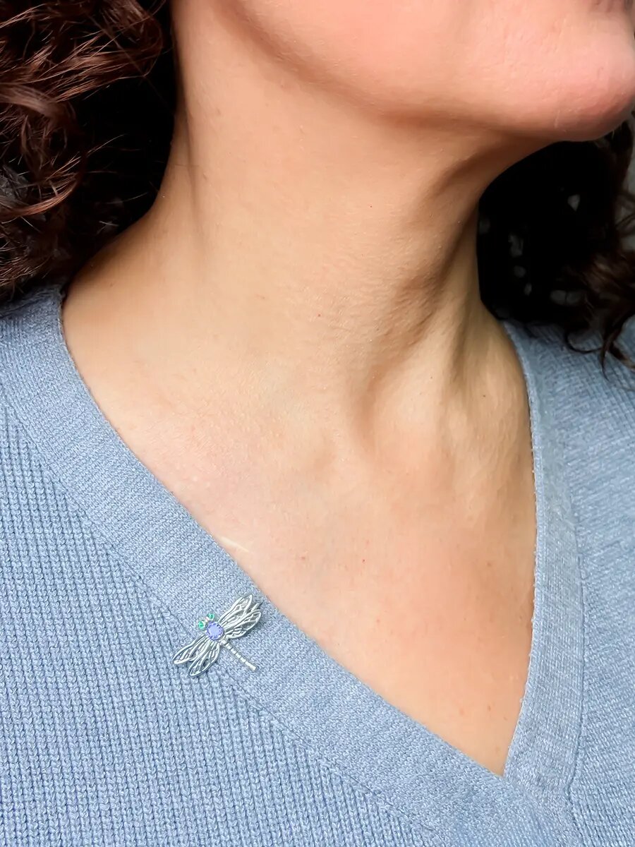 Значок, серебро, 925 проба, родирование, изумруд синтетический, танзанит