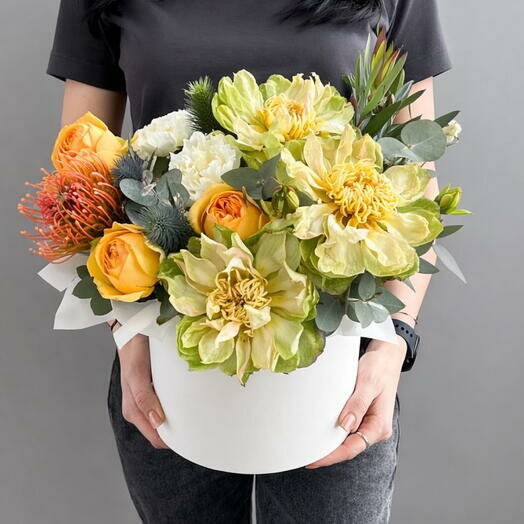 EXOTIC BOX: эквадорская и пионовидная роза, нутан и эрингиум в шляпной коробке с эвкалиптом