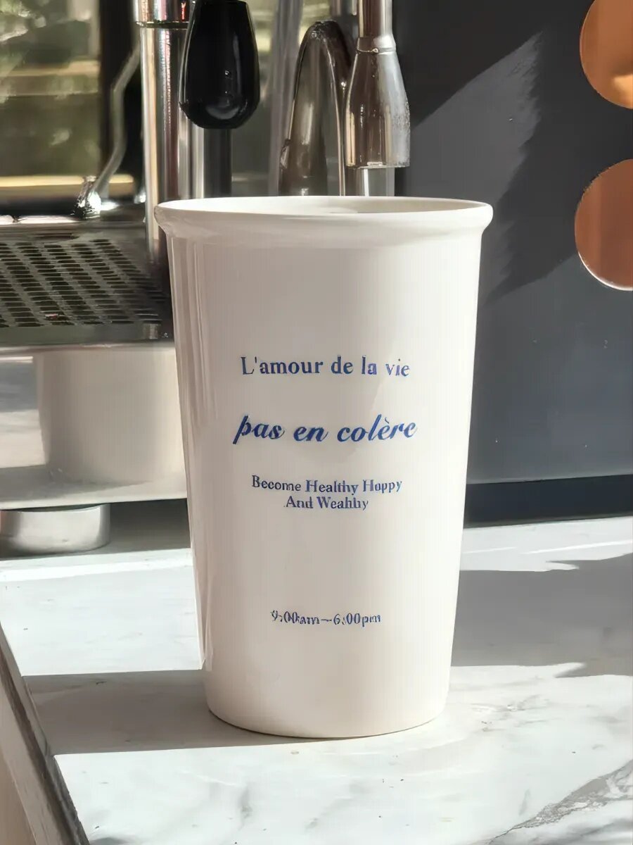 Стакан для кофе и чая от бренда "Тепло в руках", с голубыми надписями, керамика