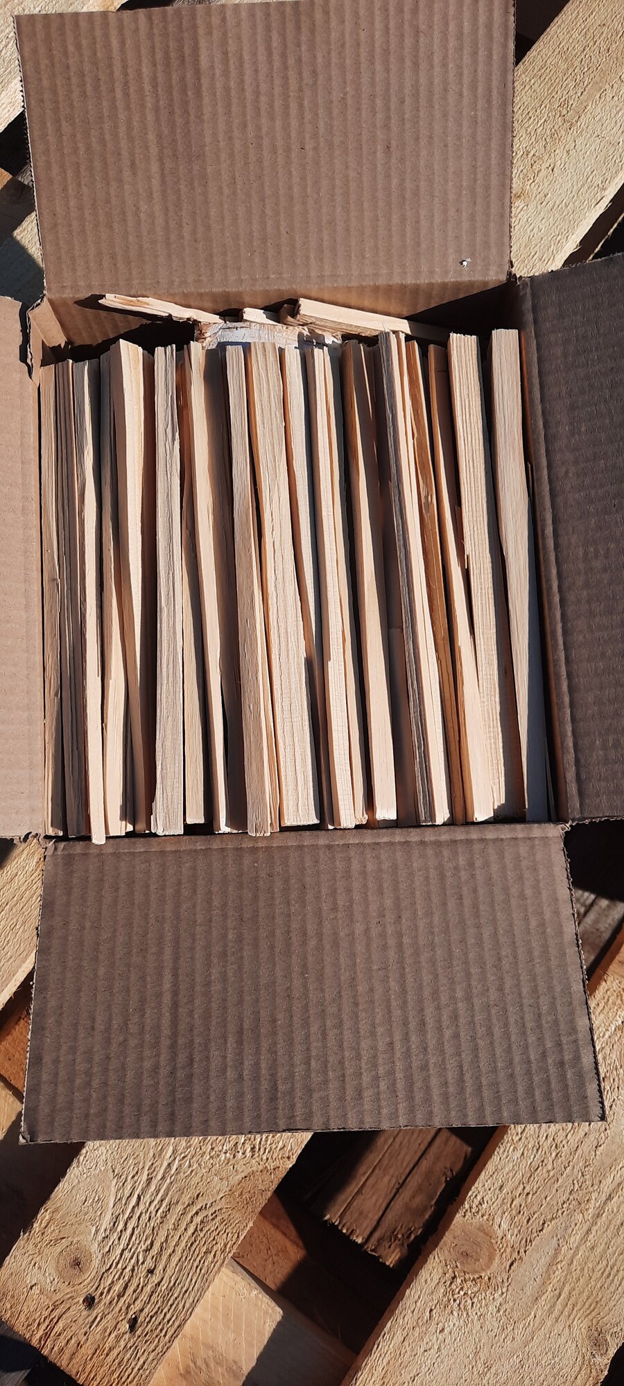 Лучина сухая, для розжига мангалов и т. д. В составе : еловая и берёзовая,25см длины ,(гарантированный быстрый розжиг).