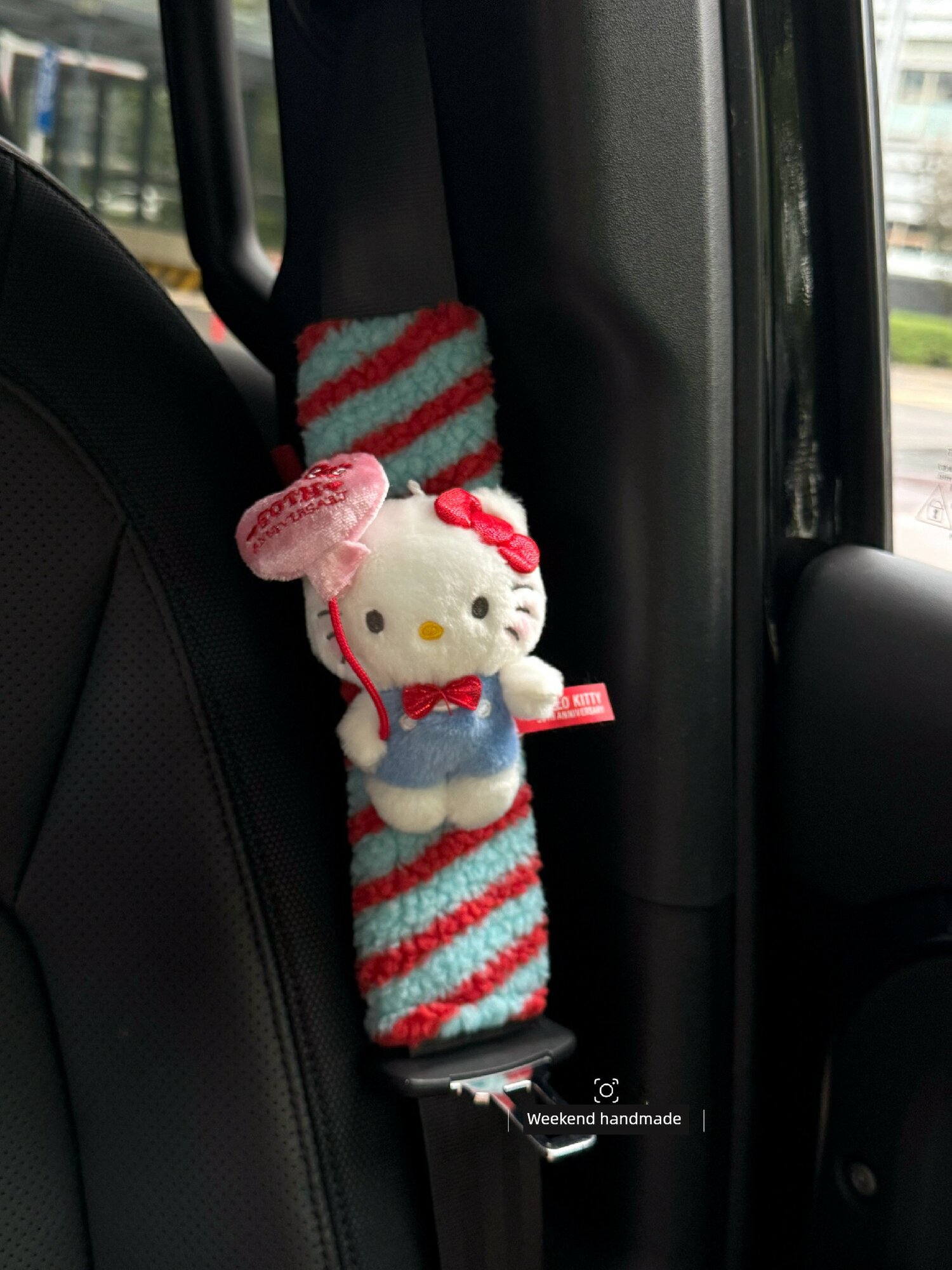 50-я годовщина Hello Kitty автомобильная накладка на ремень безопасности с синим фоном и красным узором, одна штука