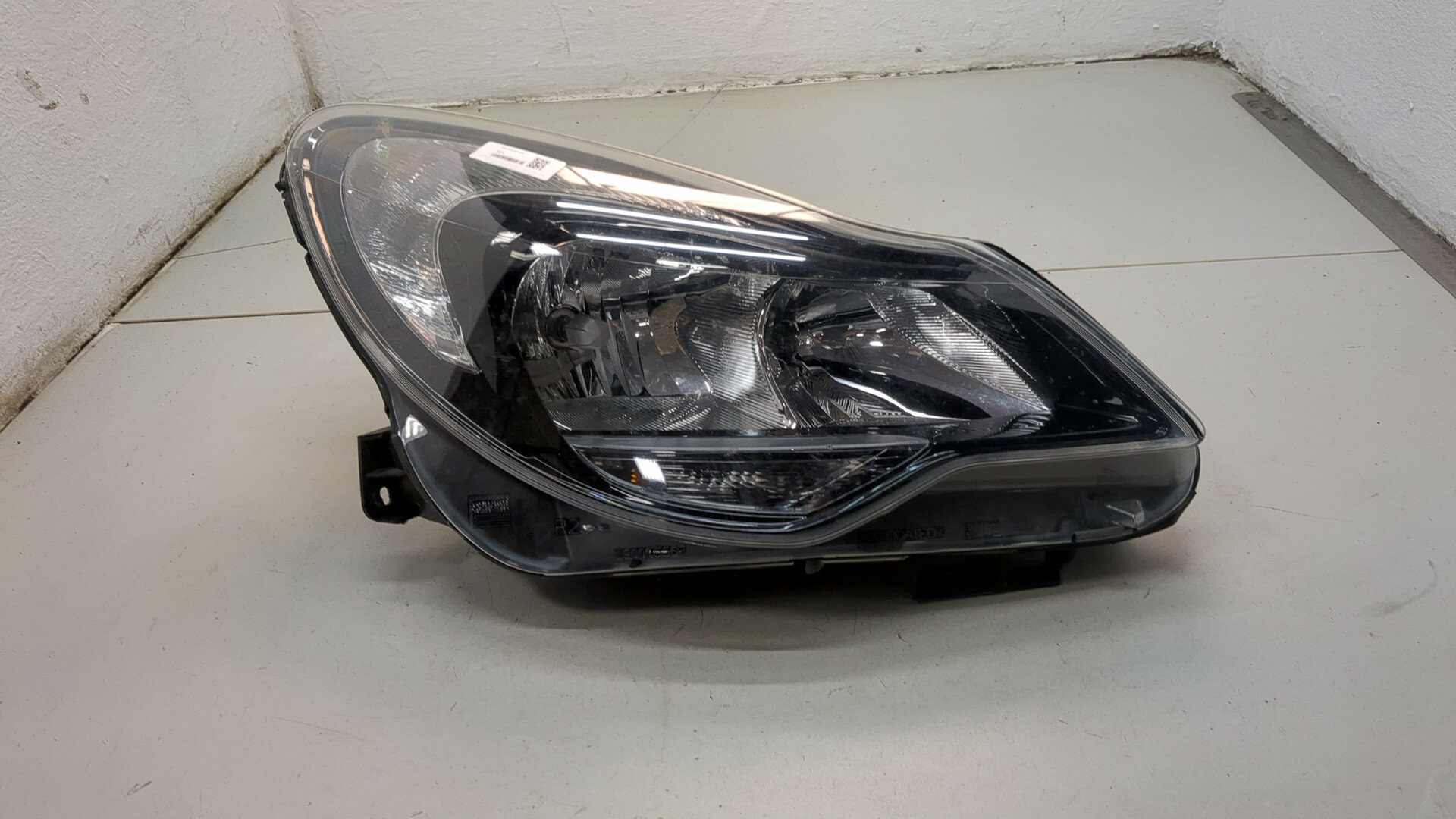 Фара (передняя) правая Opel Corsa D Б/У
