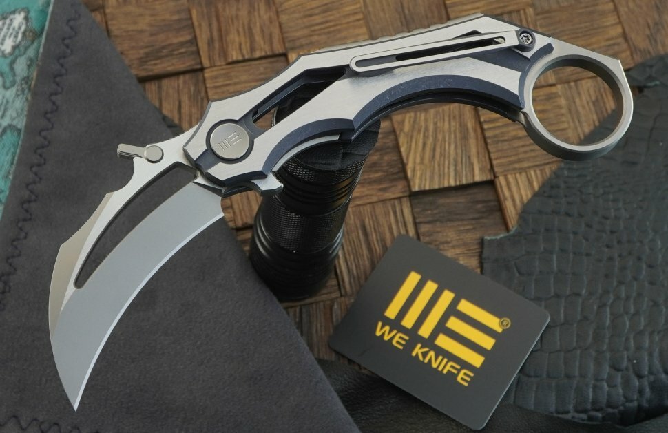 Складной нож-керамбит We Knife Cryonix, сталь M390, SW/S, рукоять титан синий/сатин