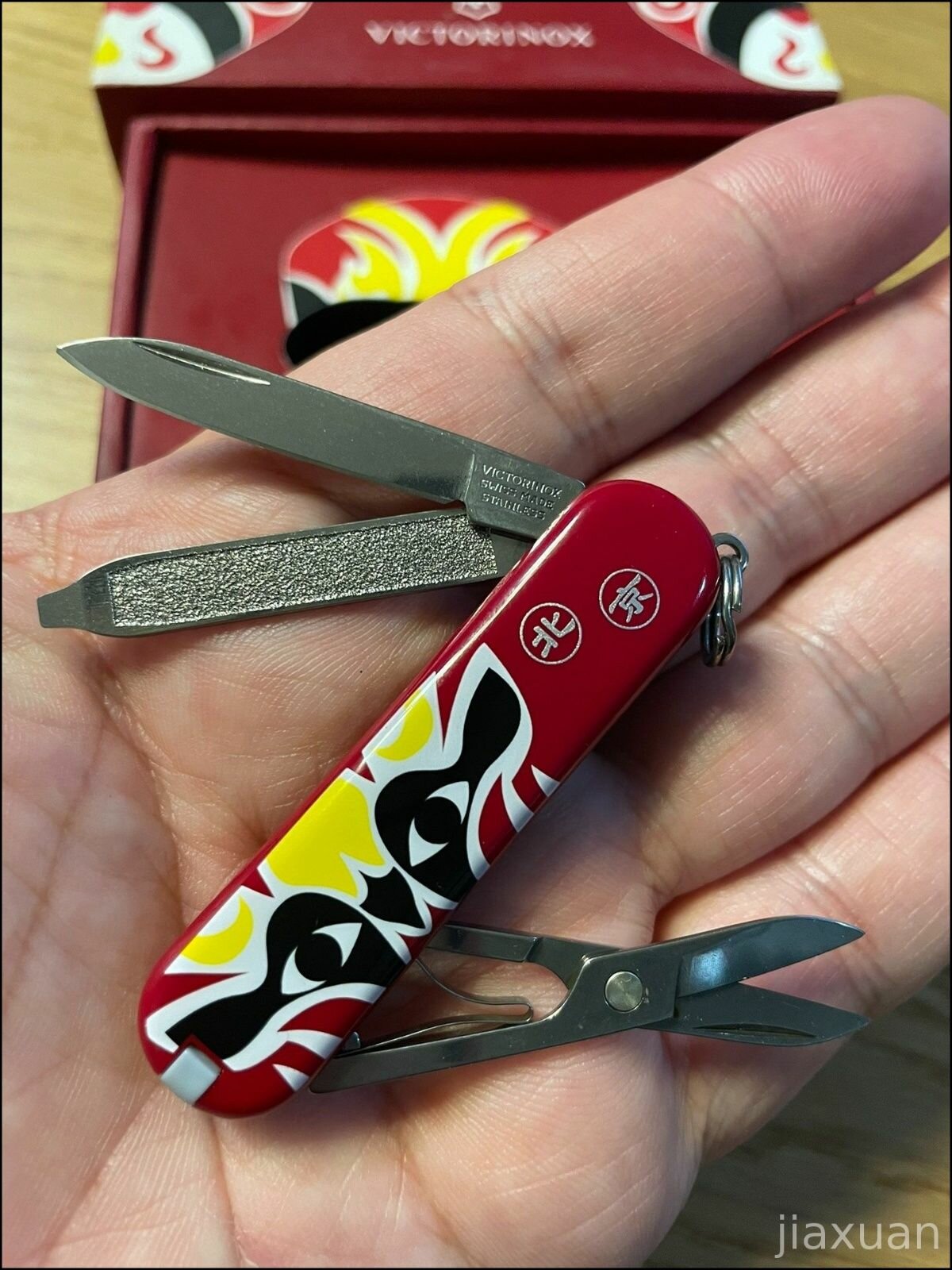 Компактный мультитул Victorinox Classic SD 58 мм с лезвием, выполненный в дизайне Пекинская опера Камуфляж, популярный для ежедневного применения и путешествий, артикул 0.6223. BJ