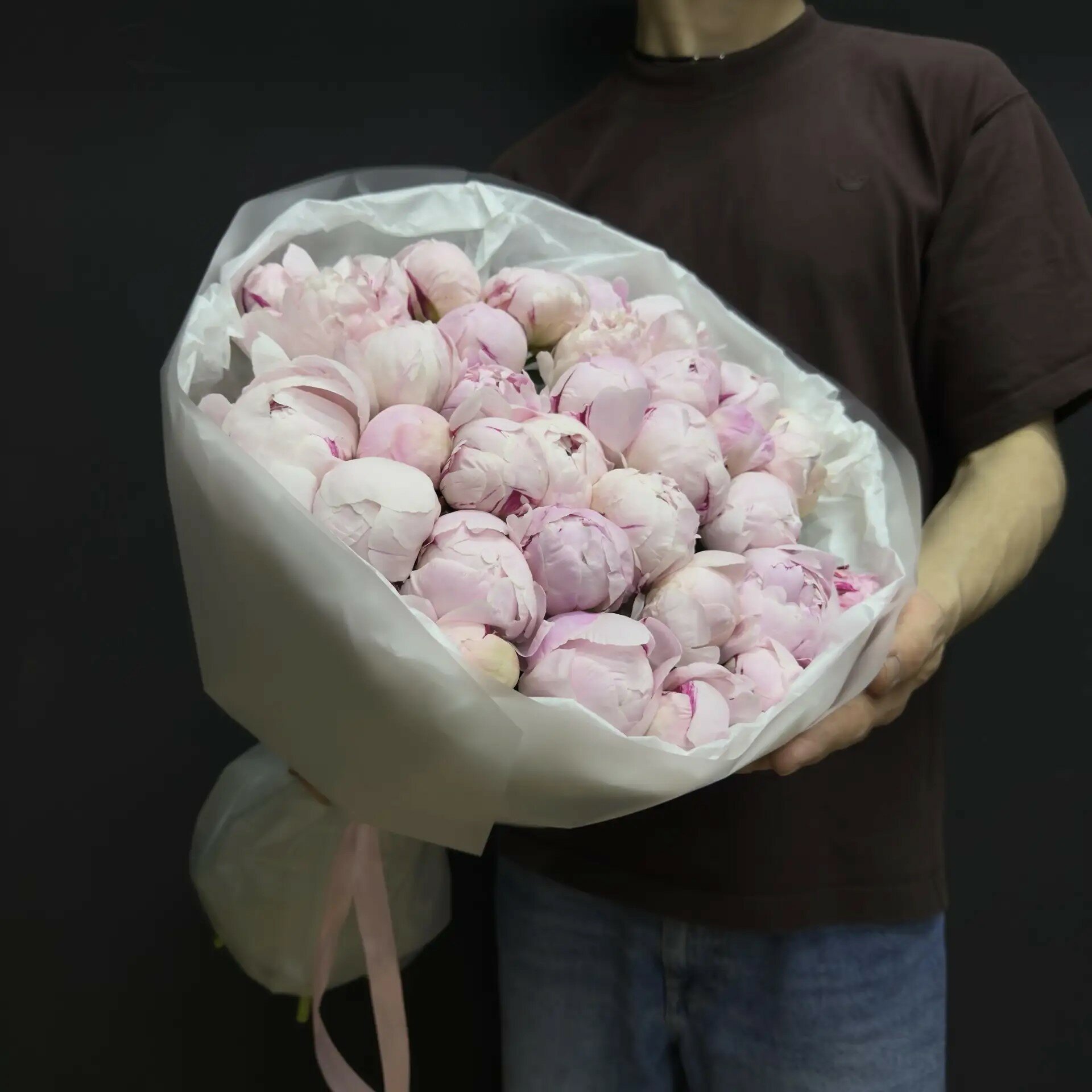 Букет Demin Flowers "Сара Бернар", розовые пионы, высота 50 см, 35 цветов, с бантом