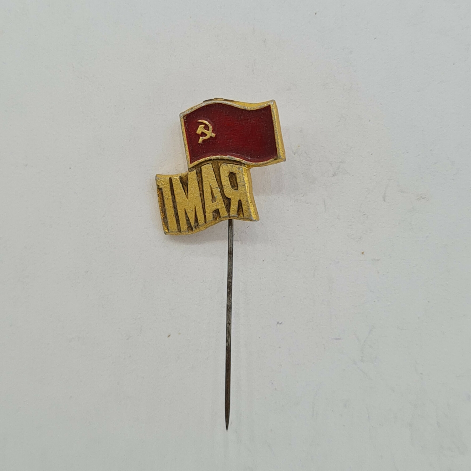 Значок СССР, 1 мая, красное знамя с серпом и молотом, первомайский праздник, советский и винтажный