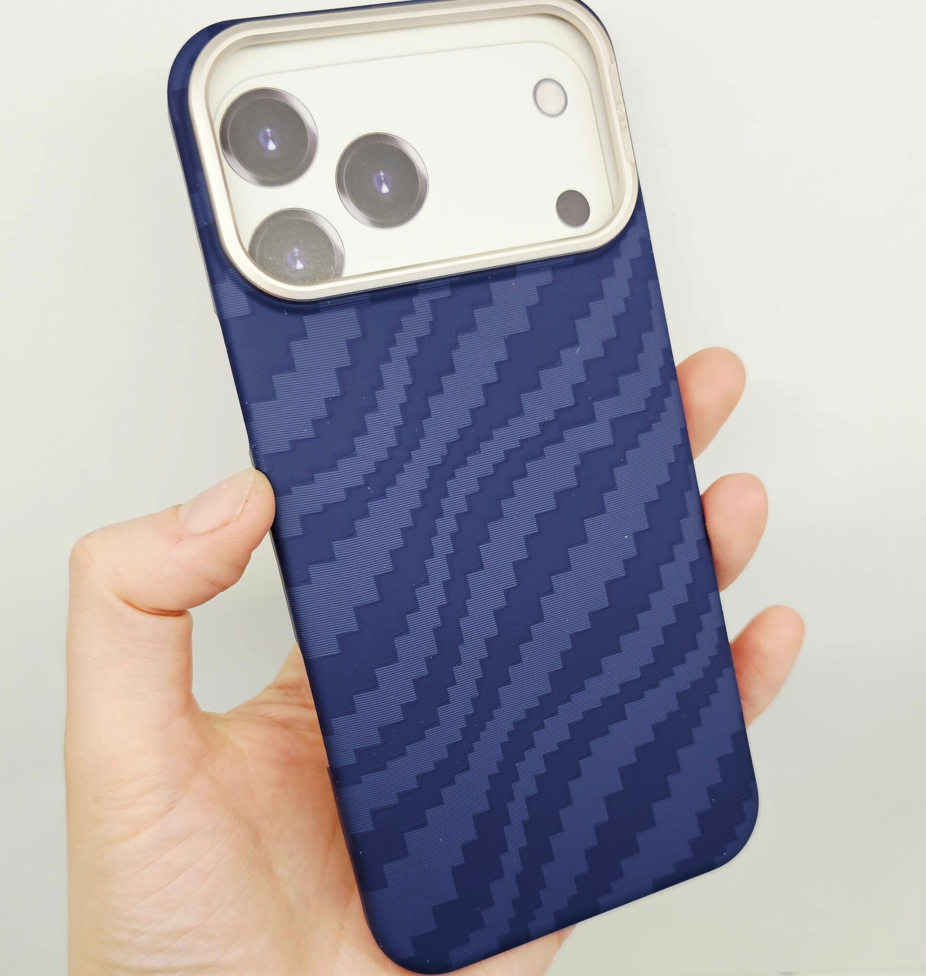 Чехол накладка для iPhone 17 Pro Max , карбон (синяя волна)
