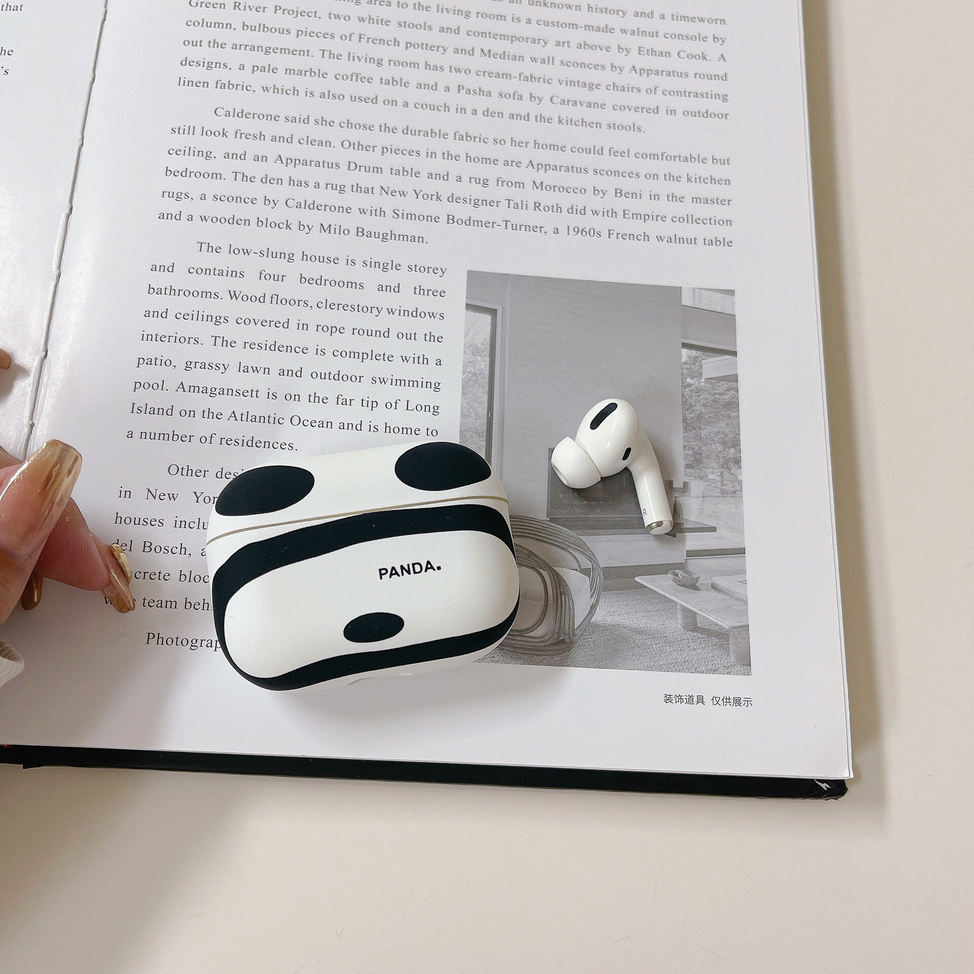 Чехол Uniq для Airpods Pro 3, LINO силиконовый Liquid silicone с покрытием soft touch, со шнурком, Черно-белая панда