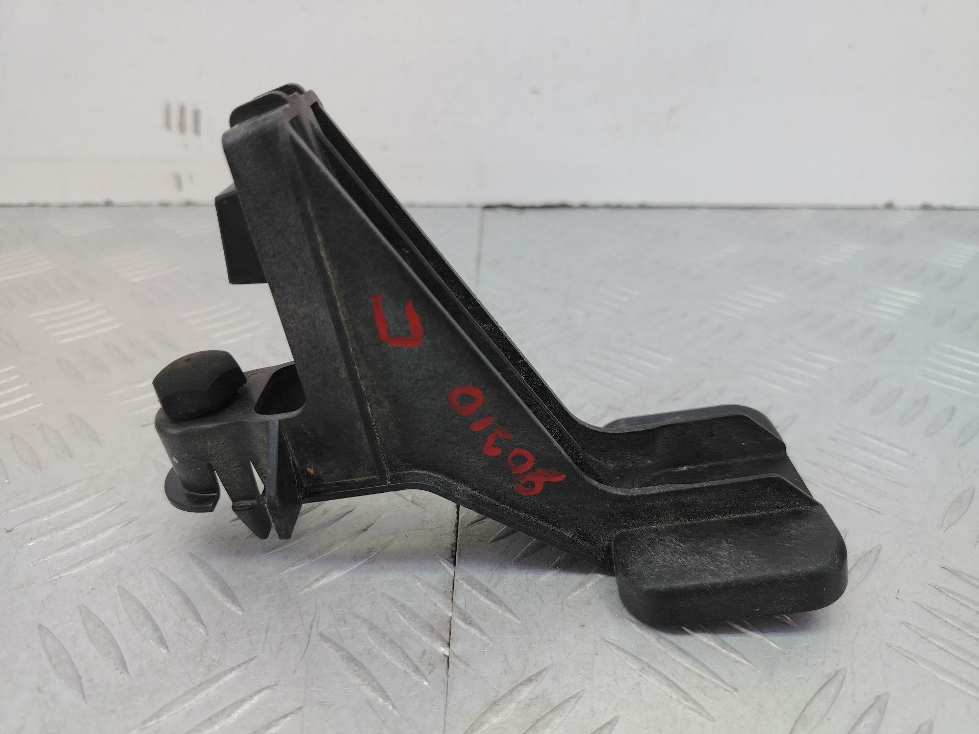 Отбойник крышки багажника Chrysler Sebring 3 2009 04389874AC