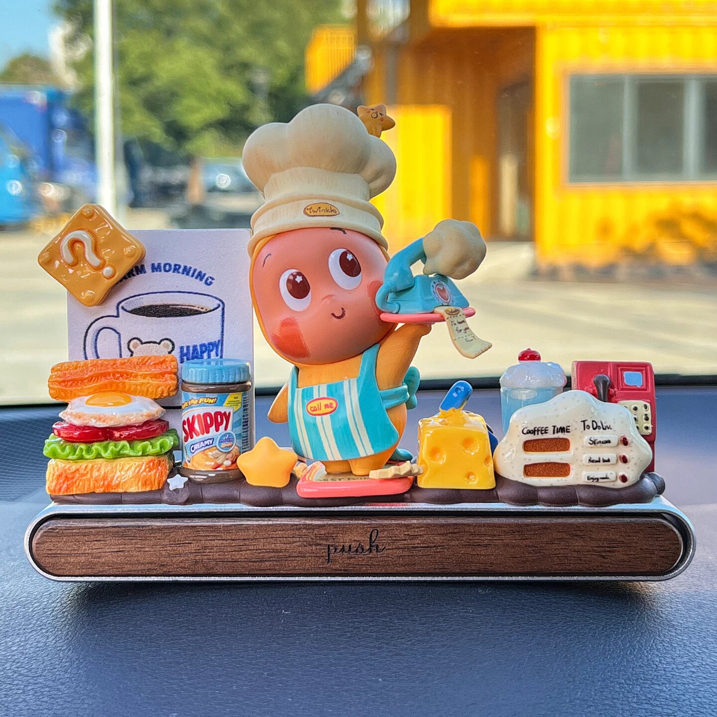 Серия звездных людей POP MART: Декоративная табличка для приборной панели автомобиля «Повар телефонного супа» с