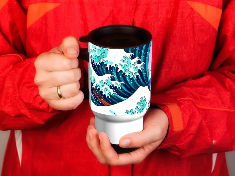 Тремокружка для авто с принтом "Японская волна и Фудзи. Динамичная японская композиция с гигантскими бирюзовыми валами, снежной вершиной вулкана, цветущей сакурой и ярким." 0.5 л.