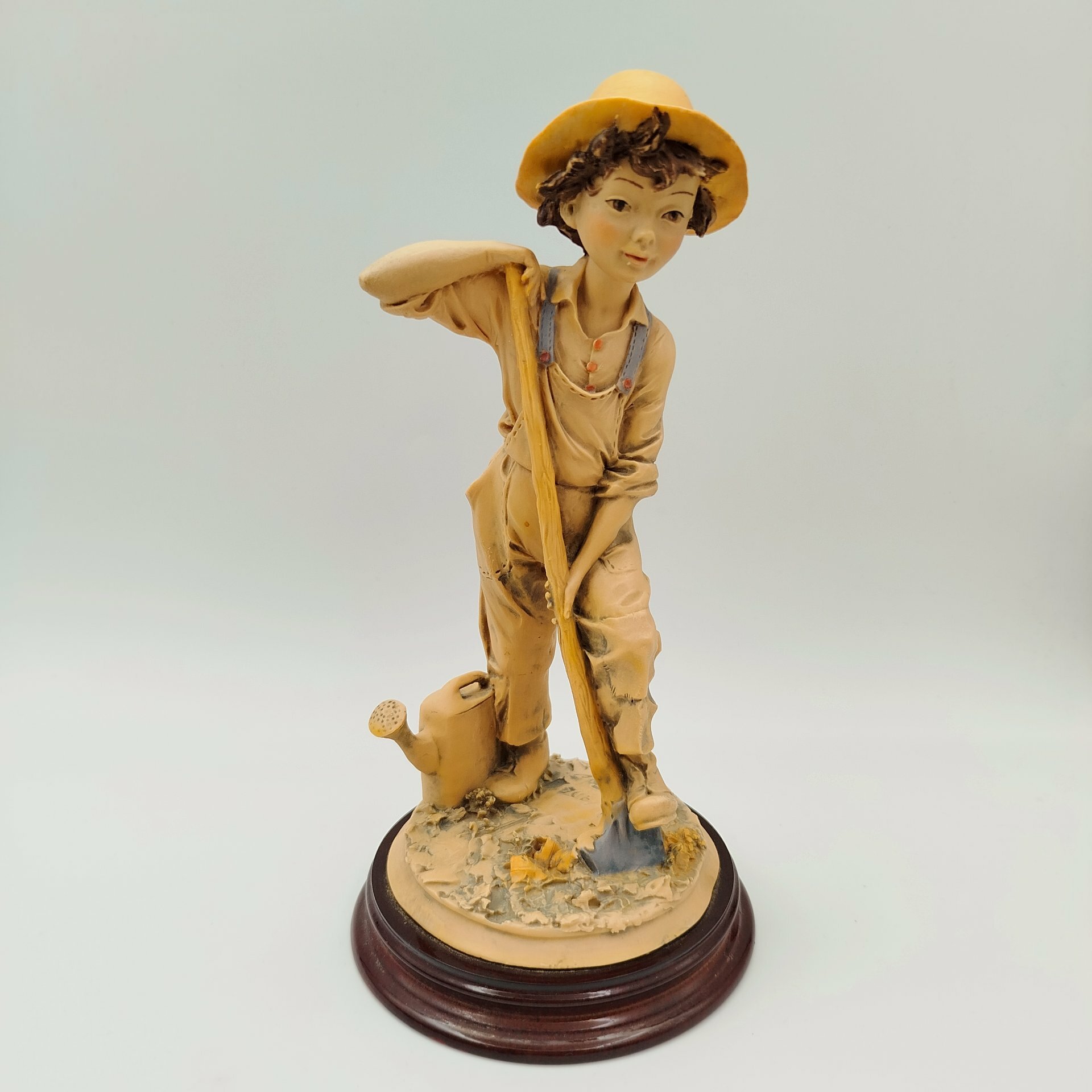 Статуэтка "Мальчик-садовник" по модели скульптора Vittorio Tessaro, в стилистике Capodimonte