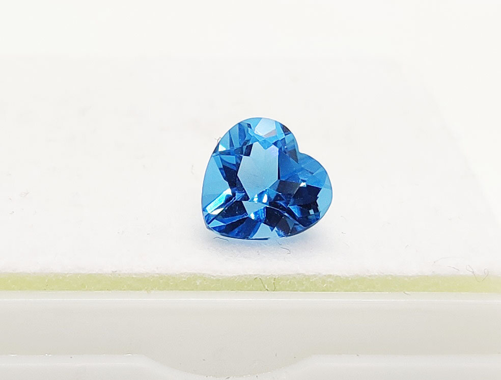 Топаз натуральный природный Swiss blue сердце 8,0 мм 2,18 кт Бразилия