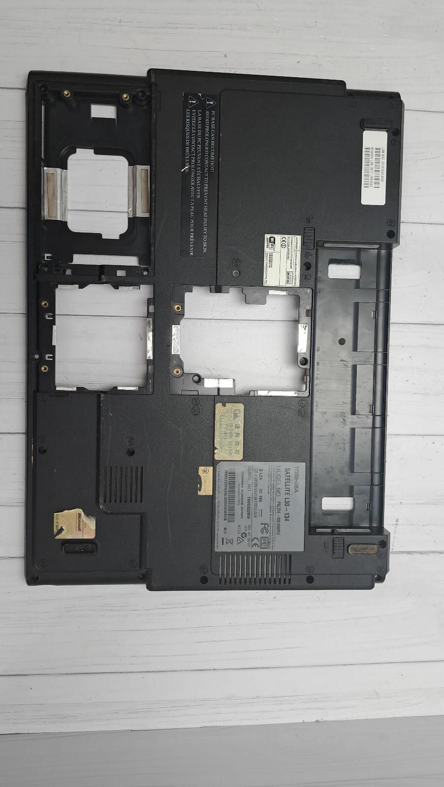 Нижняя часть ноутбука (поддон) Toshiba Satellite L30-134. 0ригинал.
