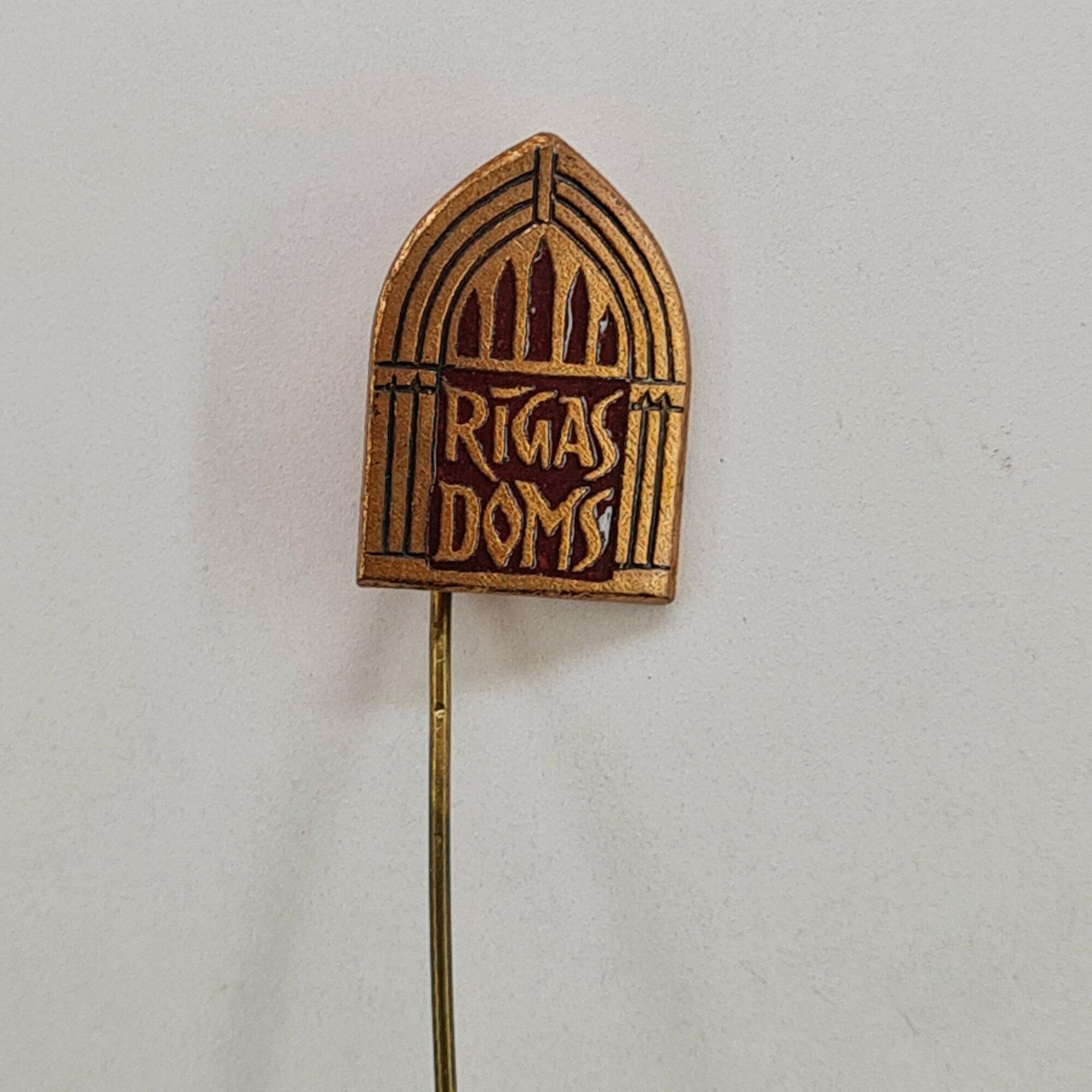 Значок СССР. Rigaas doms, Рига, архитектура, собор в арке. Винтажный значек.