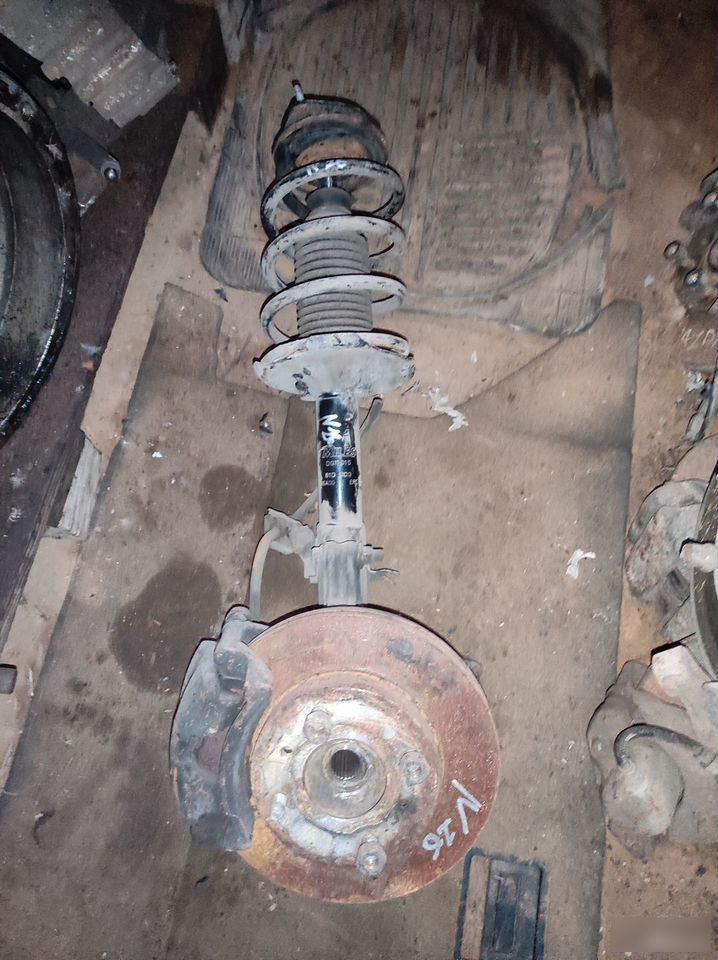 Стойка передняя левая, кулак Nissan Almera N16