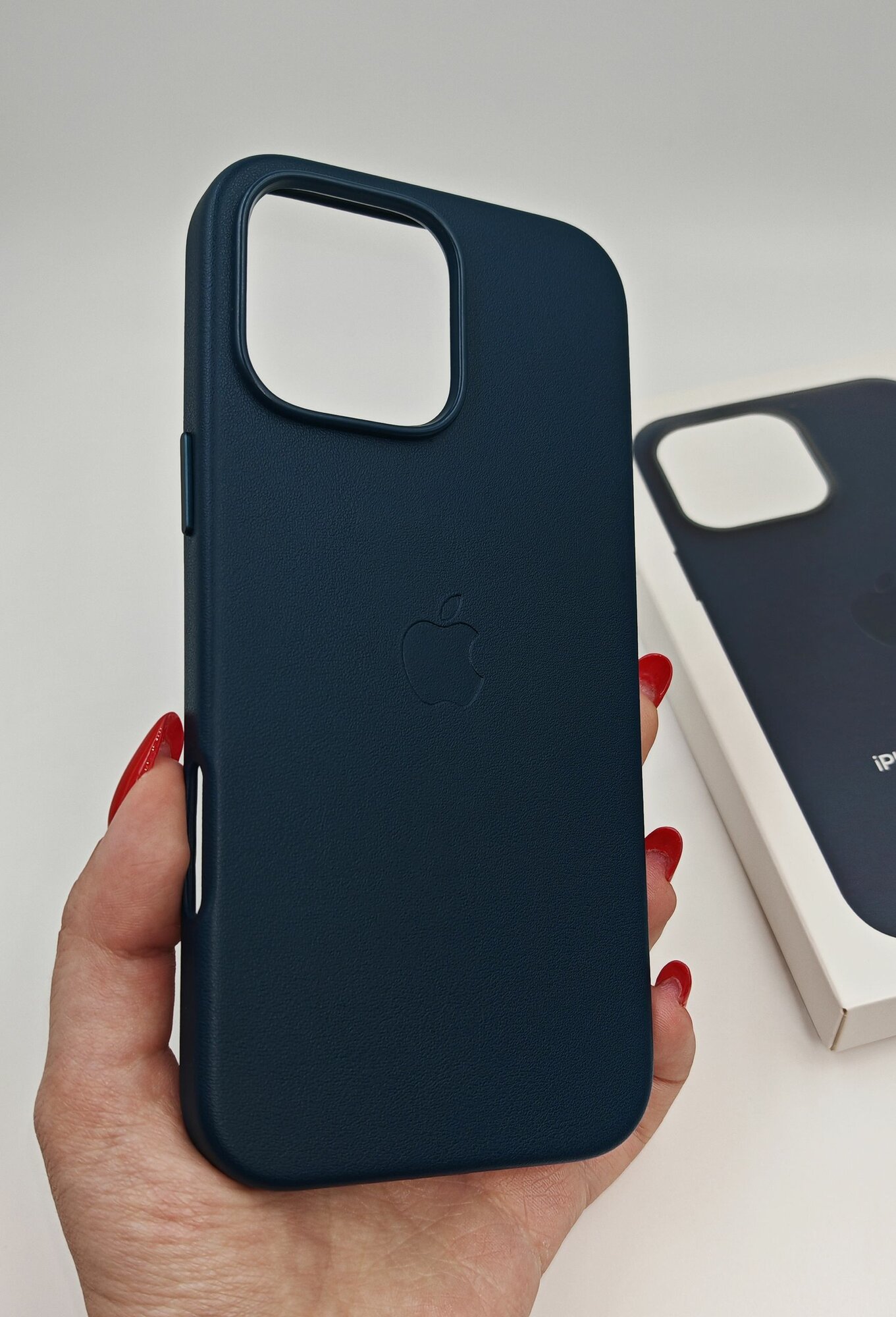 Кожаный чехол на iPhone 16 Pro MAX Leather Case с MagSafe