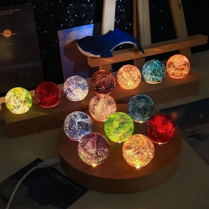 Хрустальный ночник в виде 3D шара Звездная ночь с разноцветными стеклянными бусинами на буковой подставке - настольная лампа — фото 1