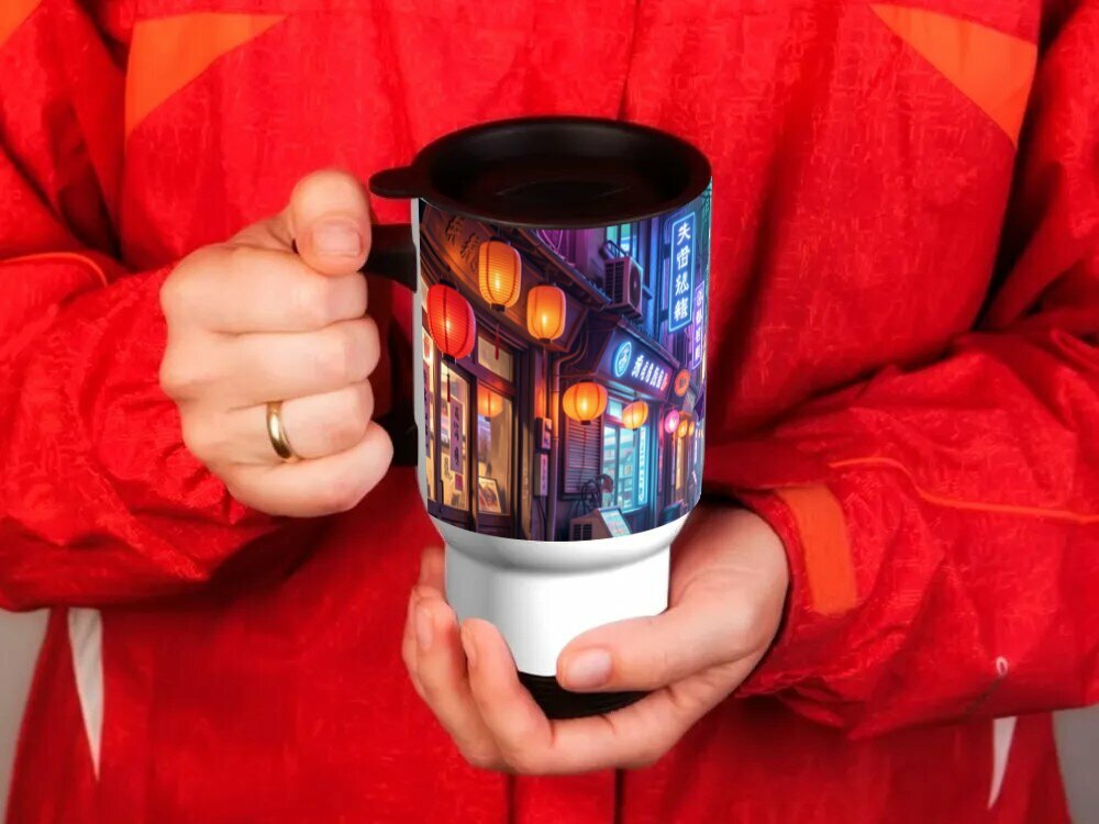 Тремокружка для авто с принтом "Неоновая азиатская улица под дождём. Узкий городской переулок в азиатском стиле с яркими вывесками и красными фонарями, мокрый асфальт." 0.5 л.