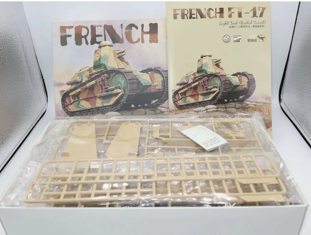 Сборная модель Meng 1/35 Французский легкий танк FT-17 (с литой башней), полная внутренняя детализация (интерьер) и подвижная подвеска, TS-011