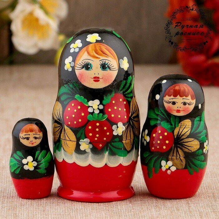 Матрёшка Земляничка , чёрный платок, 3 кукольная, 10 см