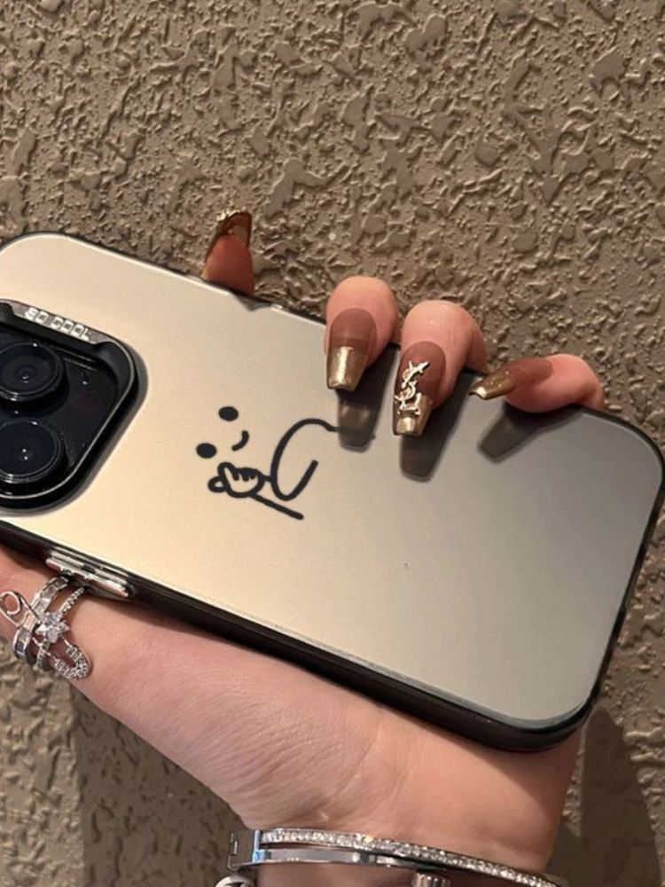 Чехол на Айфон 15 / iPhone 15 черный с черный контурный рисунок веселого персонажа, дающего руку на светло-сером фоне, создающий игривый и минималистичный образ.