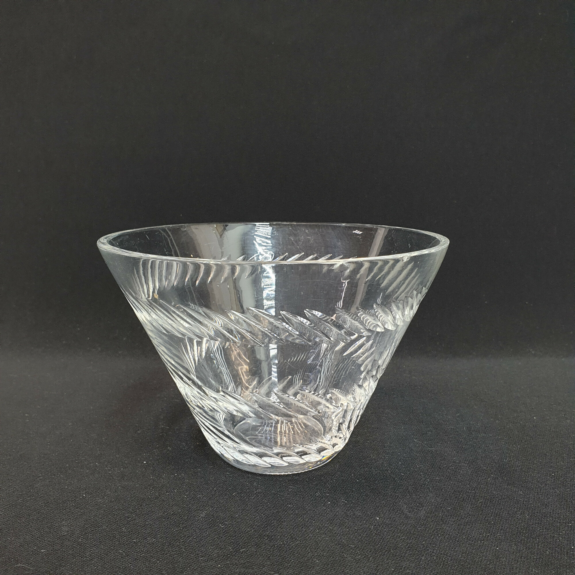 Винтажная конфетница 550 мл, стекло, есть сколы, СССР.