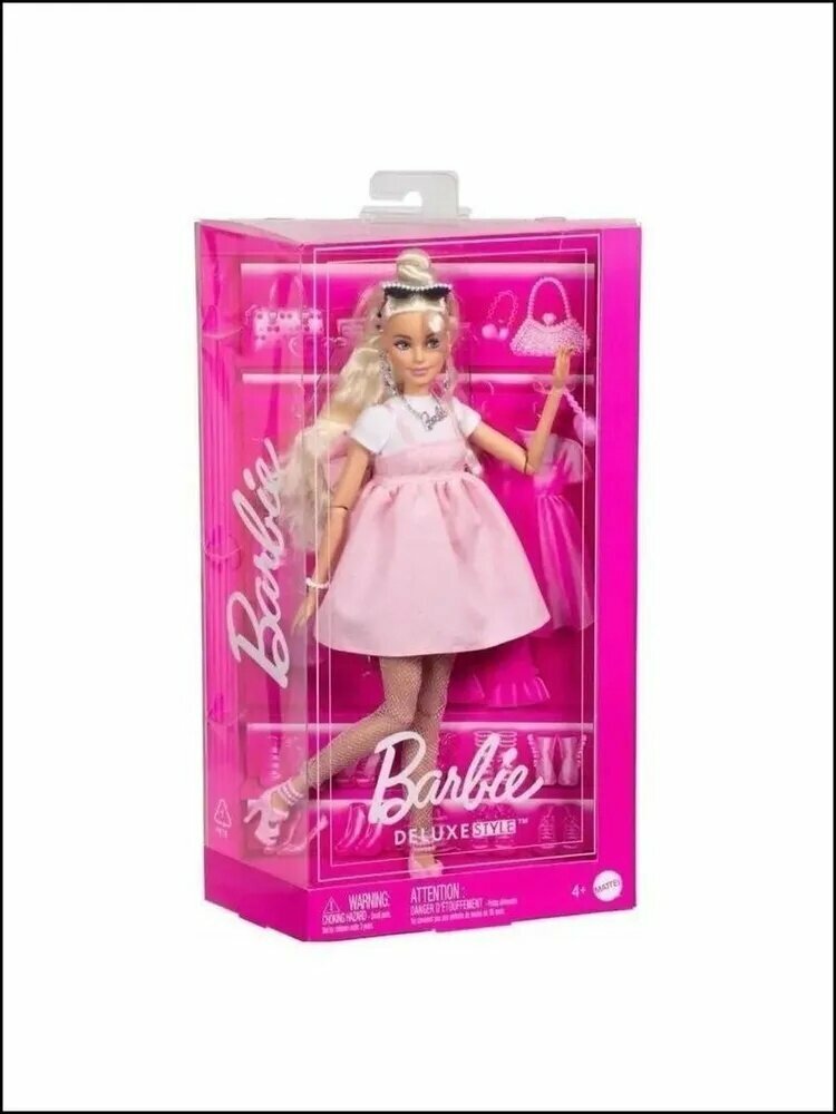 Эксклюзивная кукла Barbie Deluxe Style 3 представлена в пастельнорозовом платье, дополненном объемным бантом и светлыми прядями волос