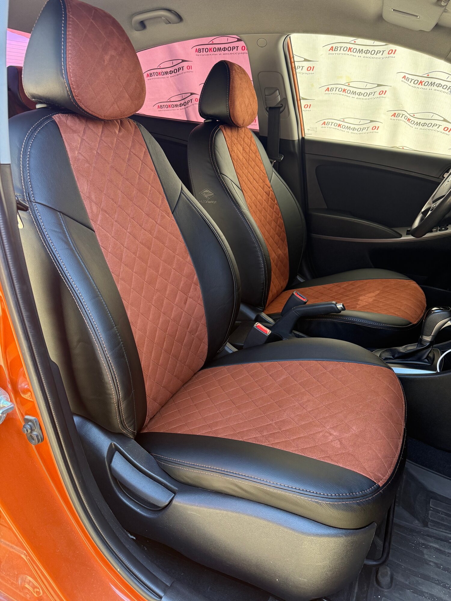 Чехлы Автопилот для Hyundai Solaris I Седан / KIA Rio III Седан (задняя спинка раздельная 40/60) с 10-17г. Алькантара, ромб, черный + коричневый.