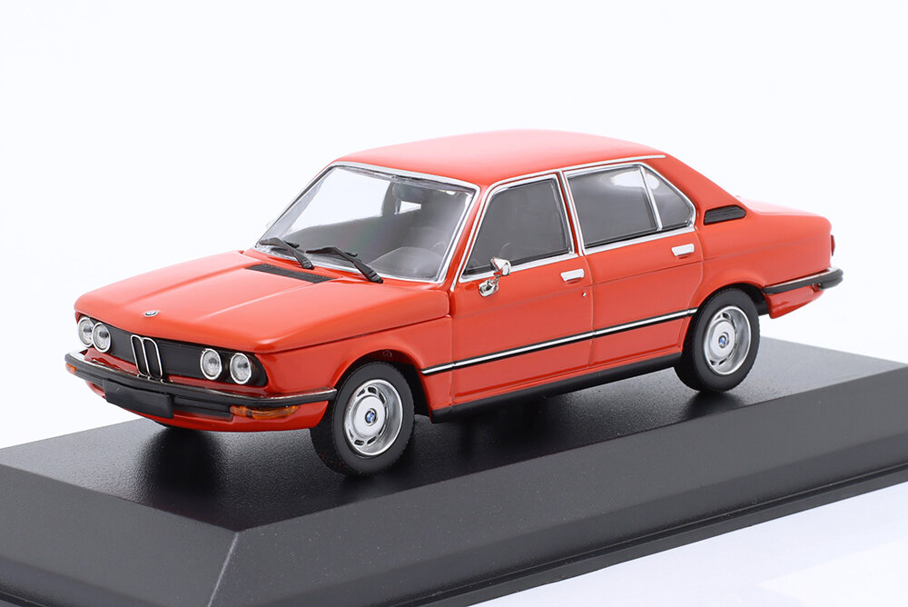 Модель коллекционная MAXICHAMPS Bmw 520 E12 1972 red