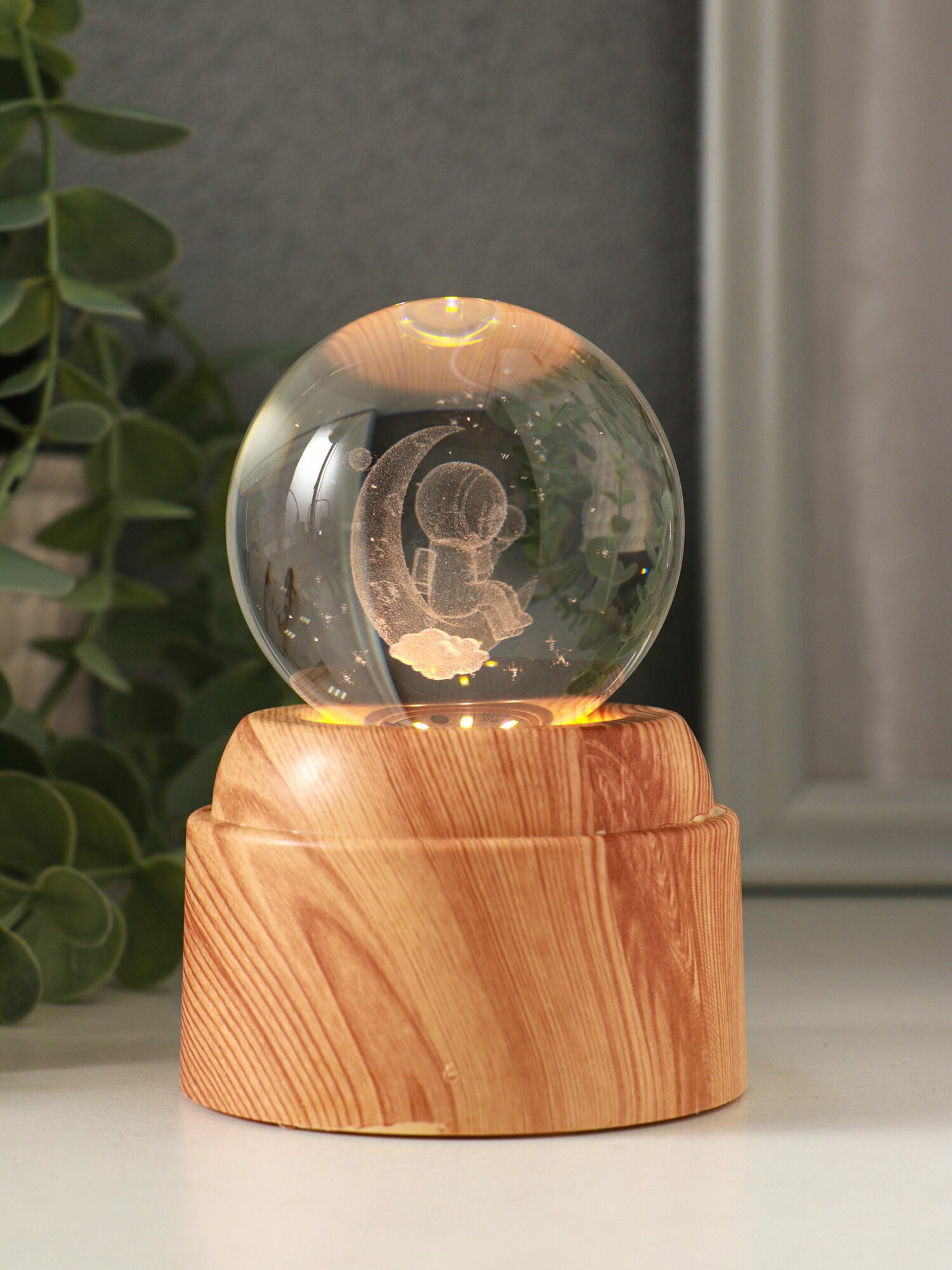 Световая фигурка стекло "Шар. Голограмма: Космонавт на месяце", 6xLED, d=6 см, крутится, USB, 7x7x10 см